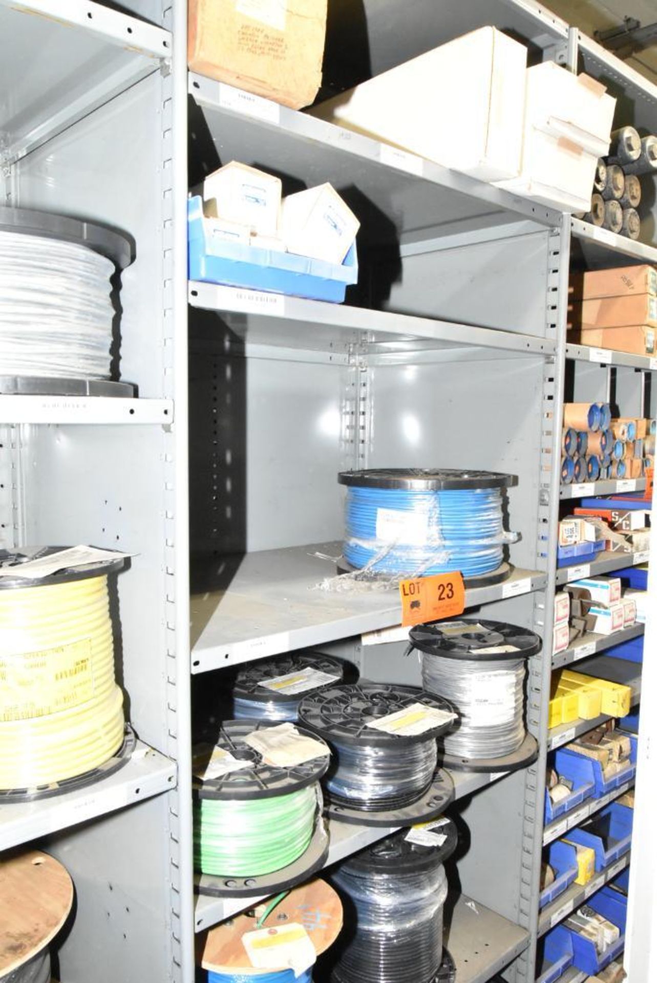 { Choice of lots: 23 } LOT/ CONTENTS OF SHELF - INCLUDING ELECTRICAL ...