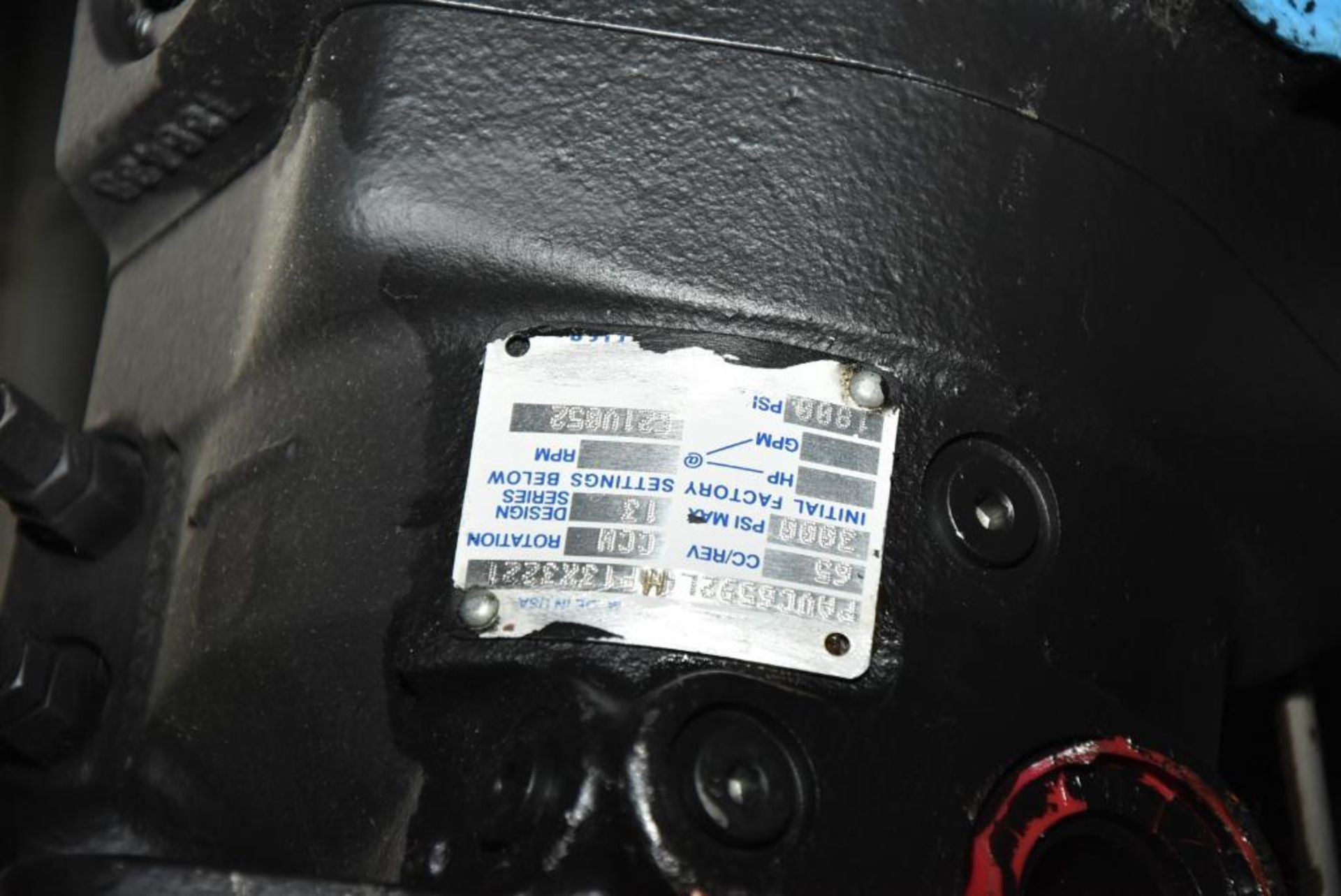 LOT/ CONTENTS OF SHELF - INCLUDING HYDRAULIC PUMPS, VALVES AND MOTORS