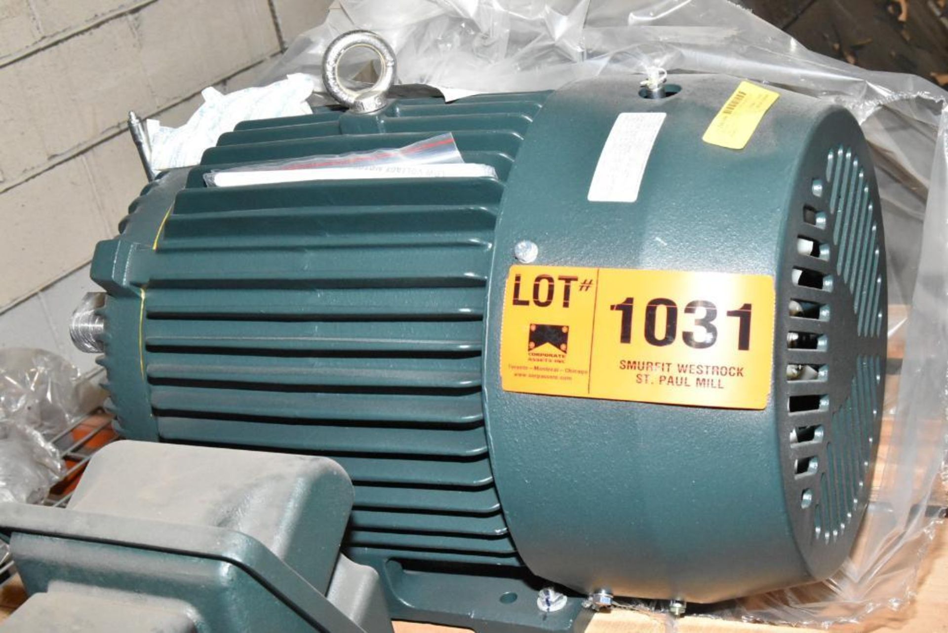 { Choice of lots: 1030, 1031 } ELECTRIC MOTOR WITH 25 HP/480V/1800 RPM ...