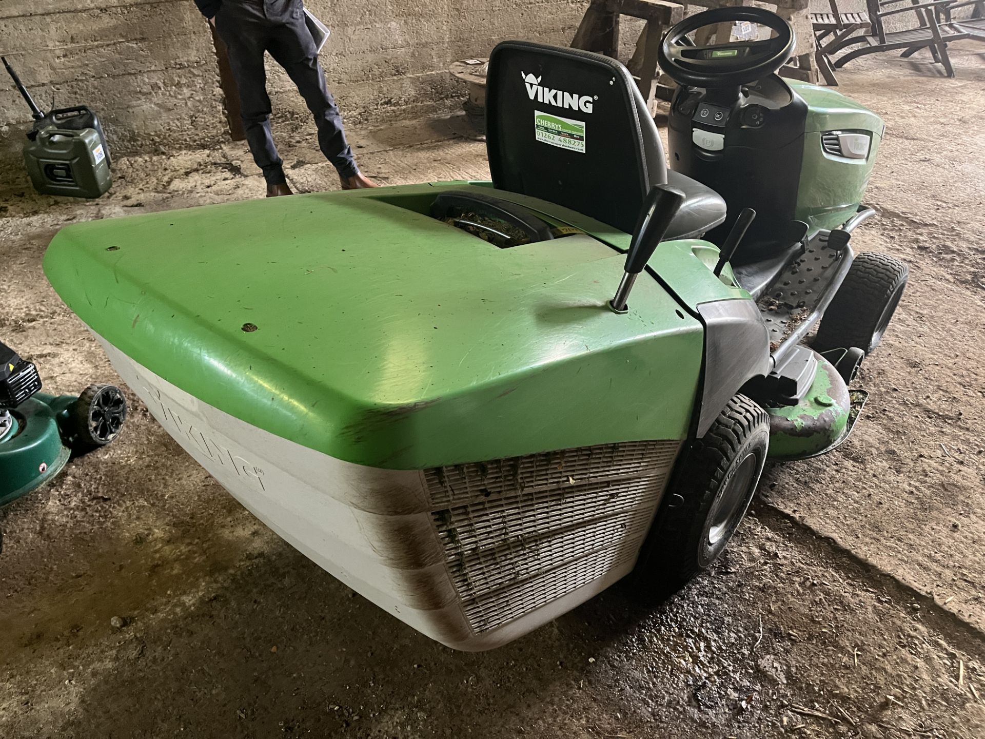 VIKING RIDE ON LAWN MOWER CW GRASSBOX