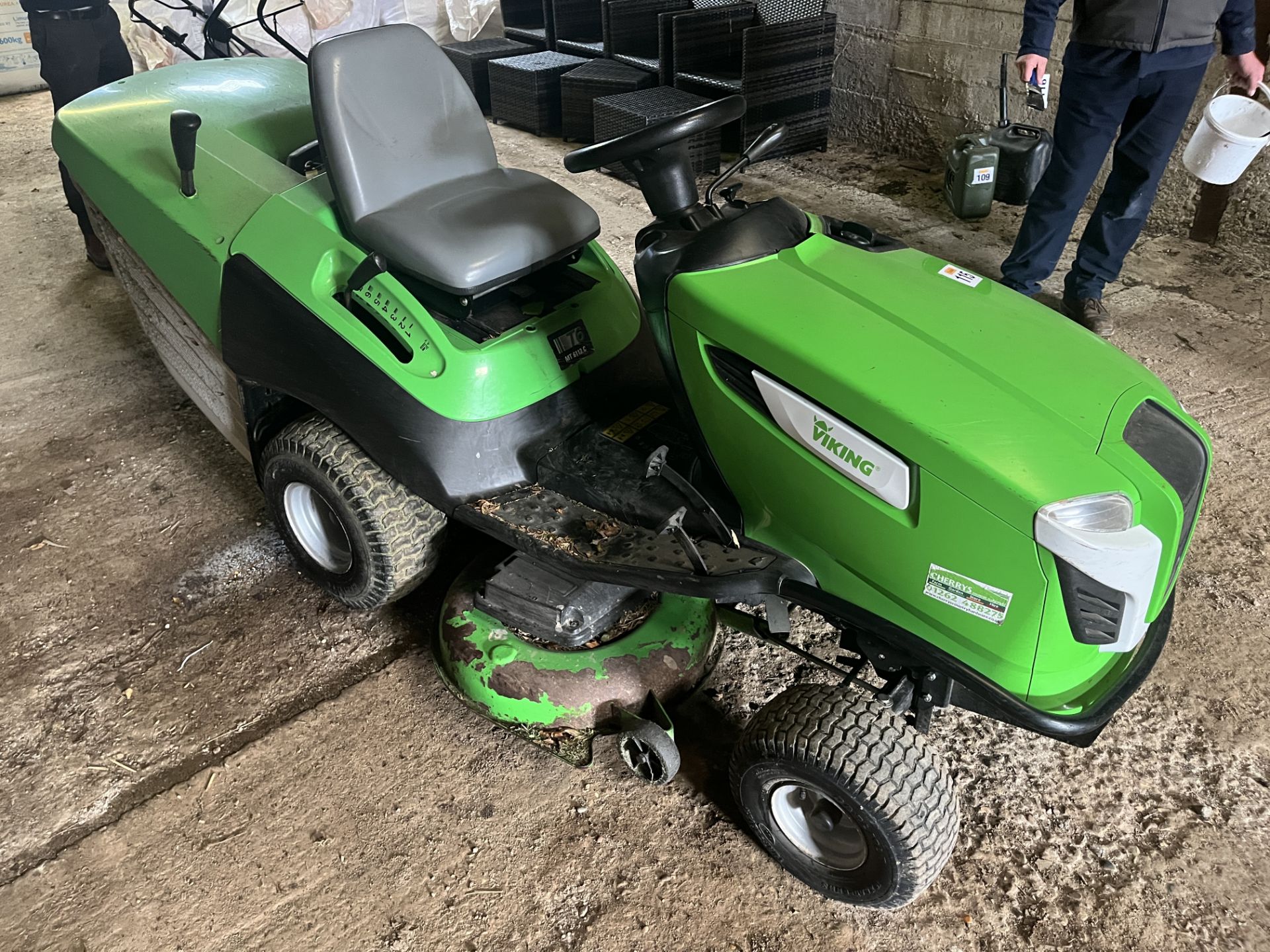 VIKING RIDE ON LAWN MOWER CW GRASSBOX