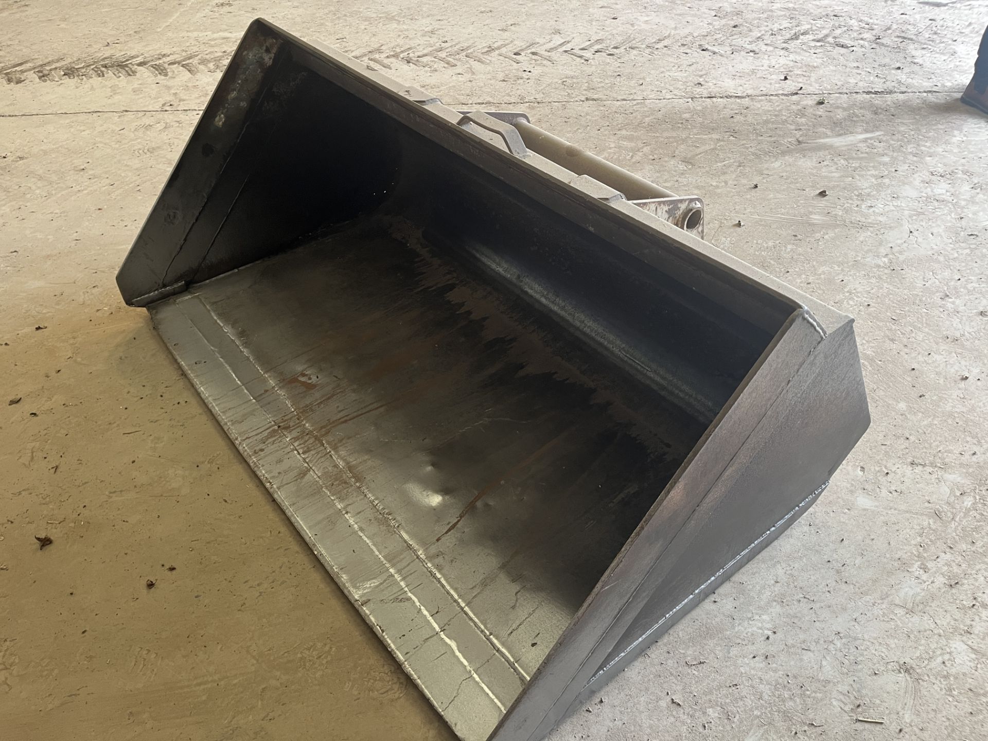 GRAIN BUCKET ON MANITOU BRACKETS