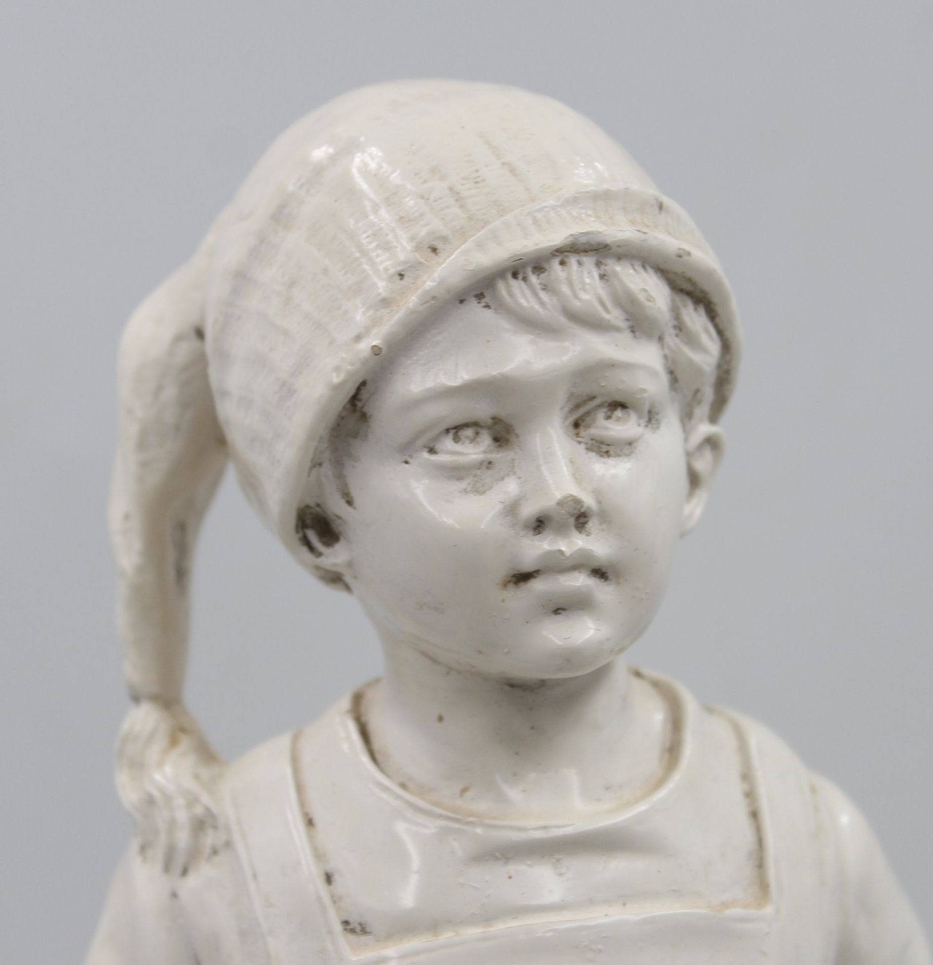 Gips-Figur, Knabe mit Hund, älter, ca. H-31cm.