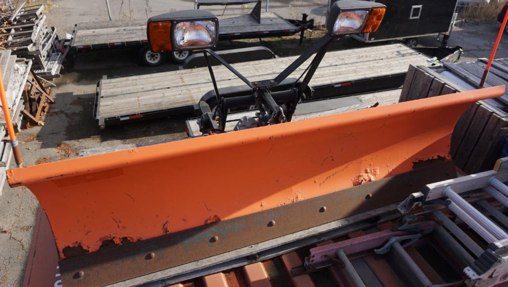 ARCTIC 90" SNOW PLOW BLADE C/W GMC / CHEVY MOUNT (MOUNT IS HANGING ...