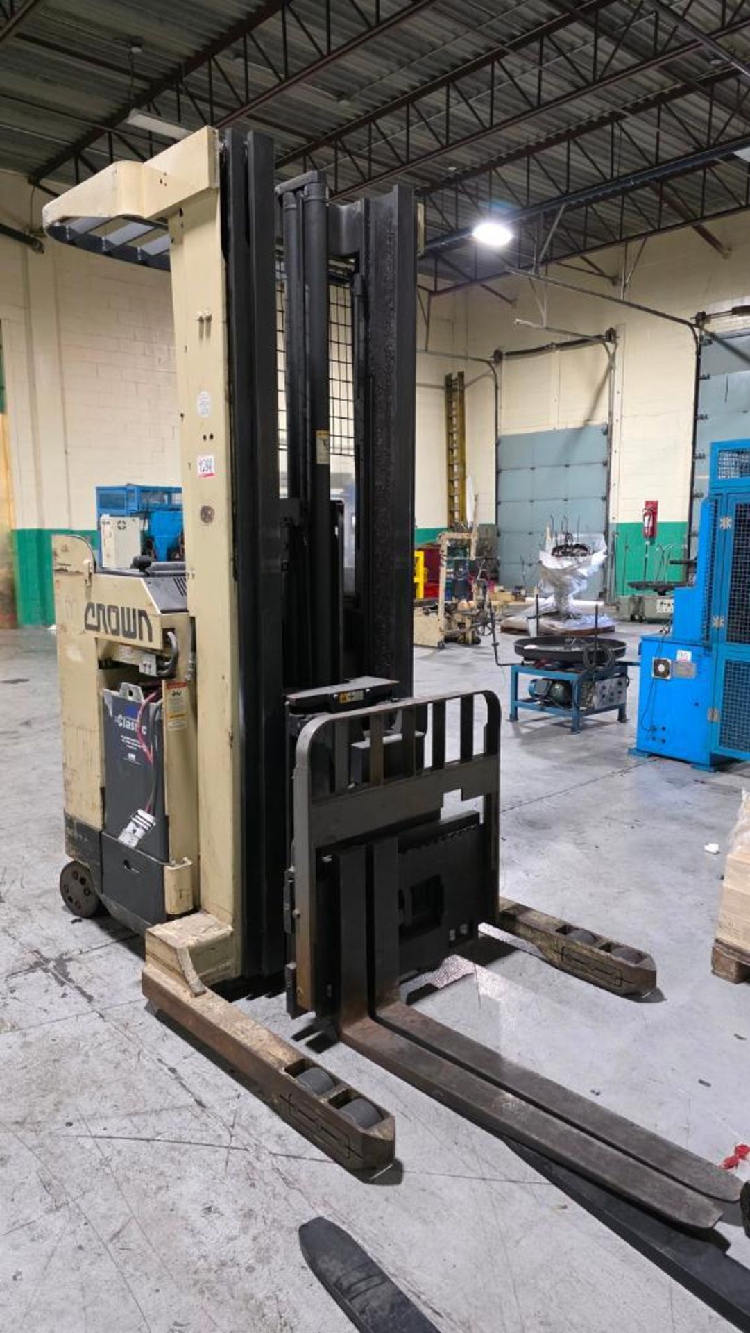 CROWN RD 3000 TYPE E 3000 LBS. CAP ELECTRIC REACH TRUCK W/ 216" MAX ...