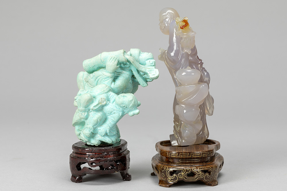 two small Chinese sculptures, one in turquoise and one in agate Lot van ...