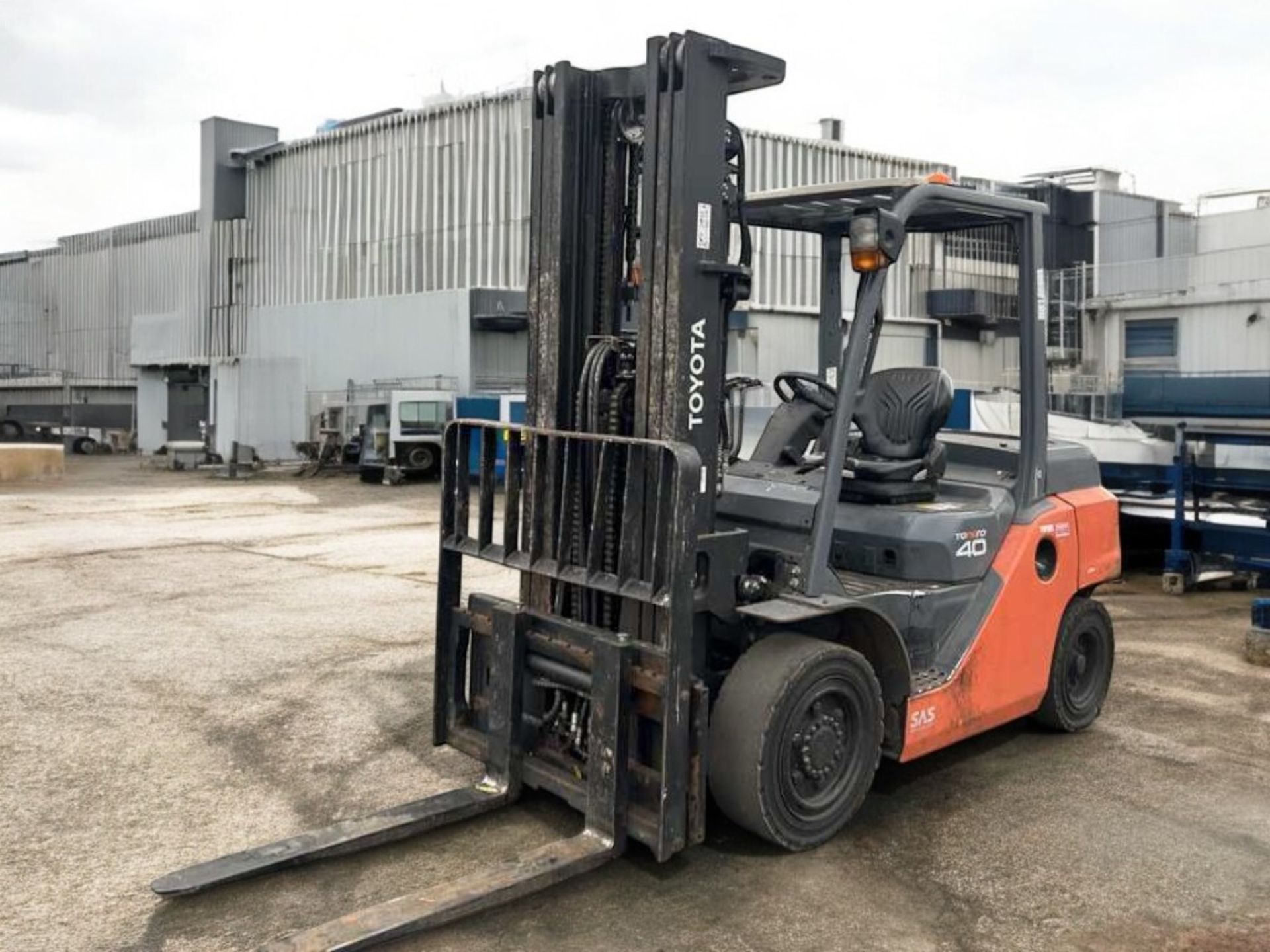 Toyota 40-8FD35N Diesel ForkliftStarts, Drives, appears to be in good ...