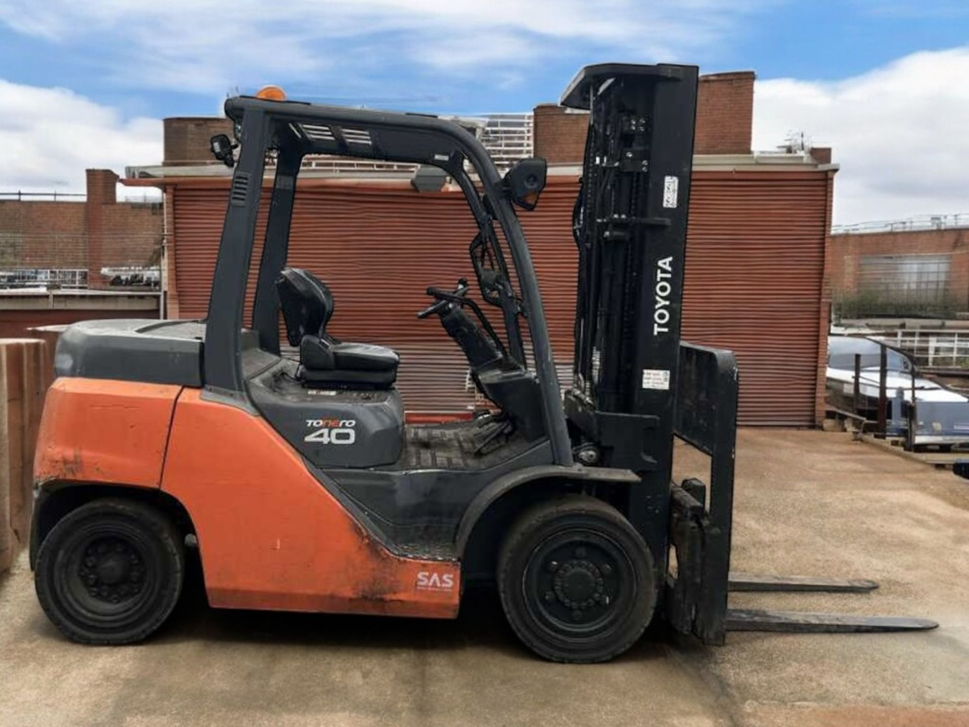 Toyota 40-8FD35N Diesel ForkliftStarts, Drives, appears to be in good ...
