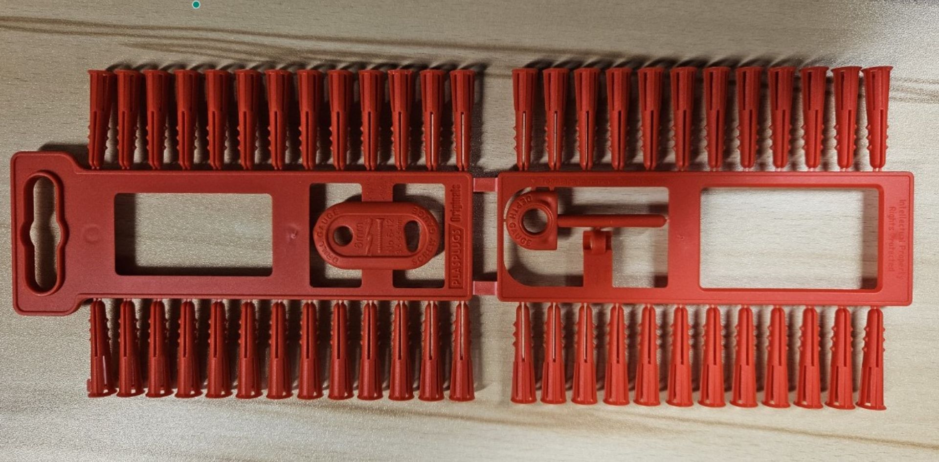 2 boxes of Plasplugs general purpose concrete and brick fixing red 50 ...