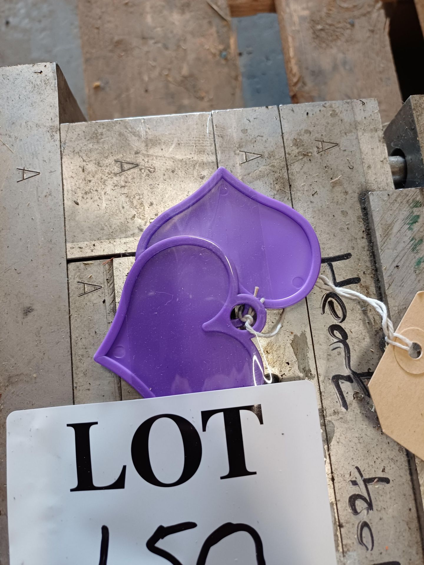Plastic injection moulding tool to produce 2-impression heart shape ...