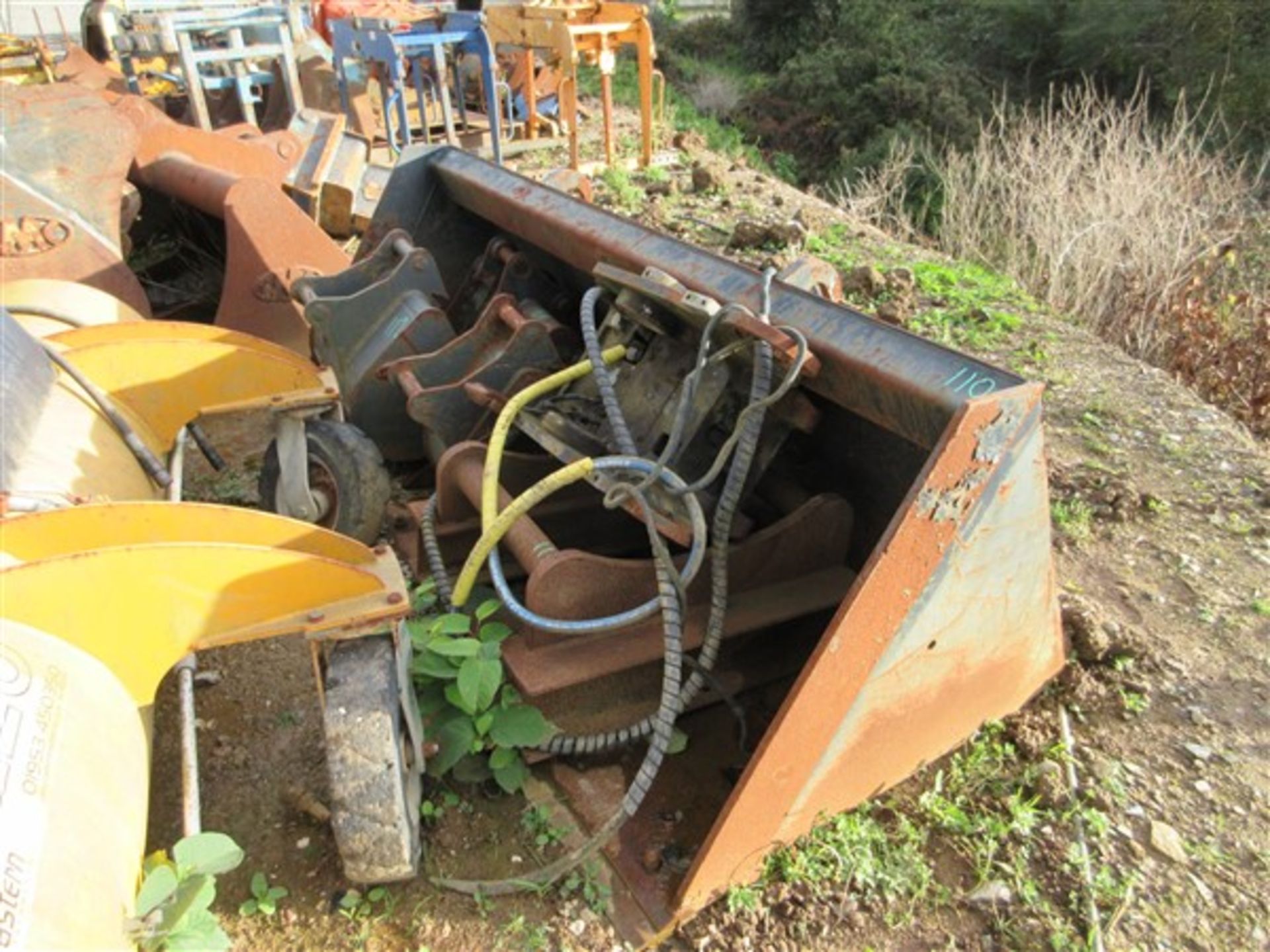 Unbadged loading shovel bucket, 90"