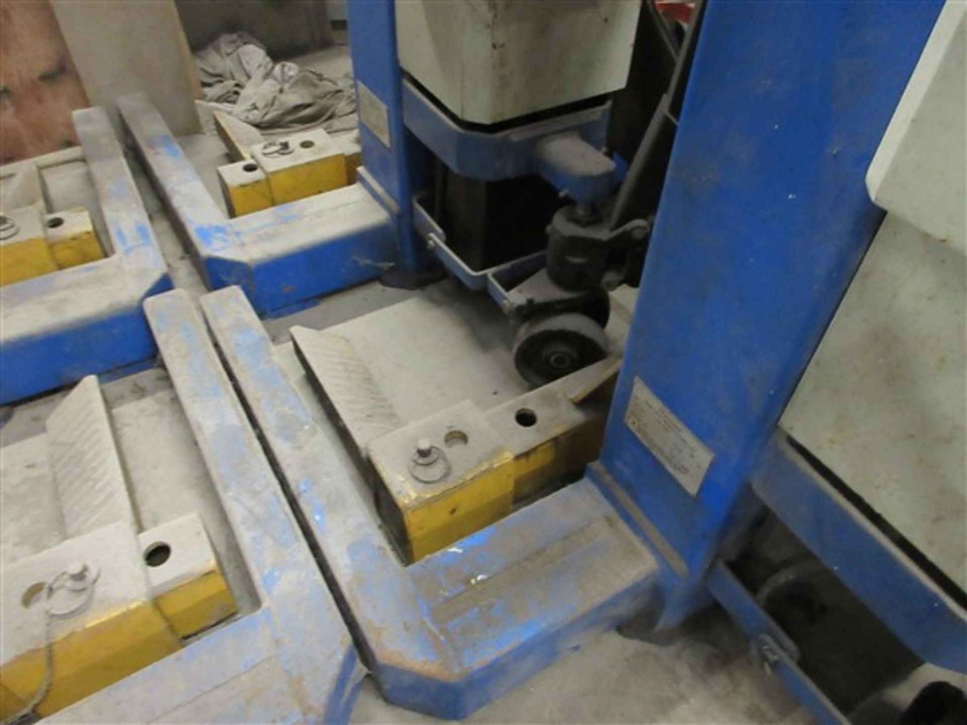 Set of 4 Maxima 7500kg rechargeable mobile column lifts, serial no ...