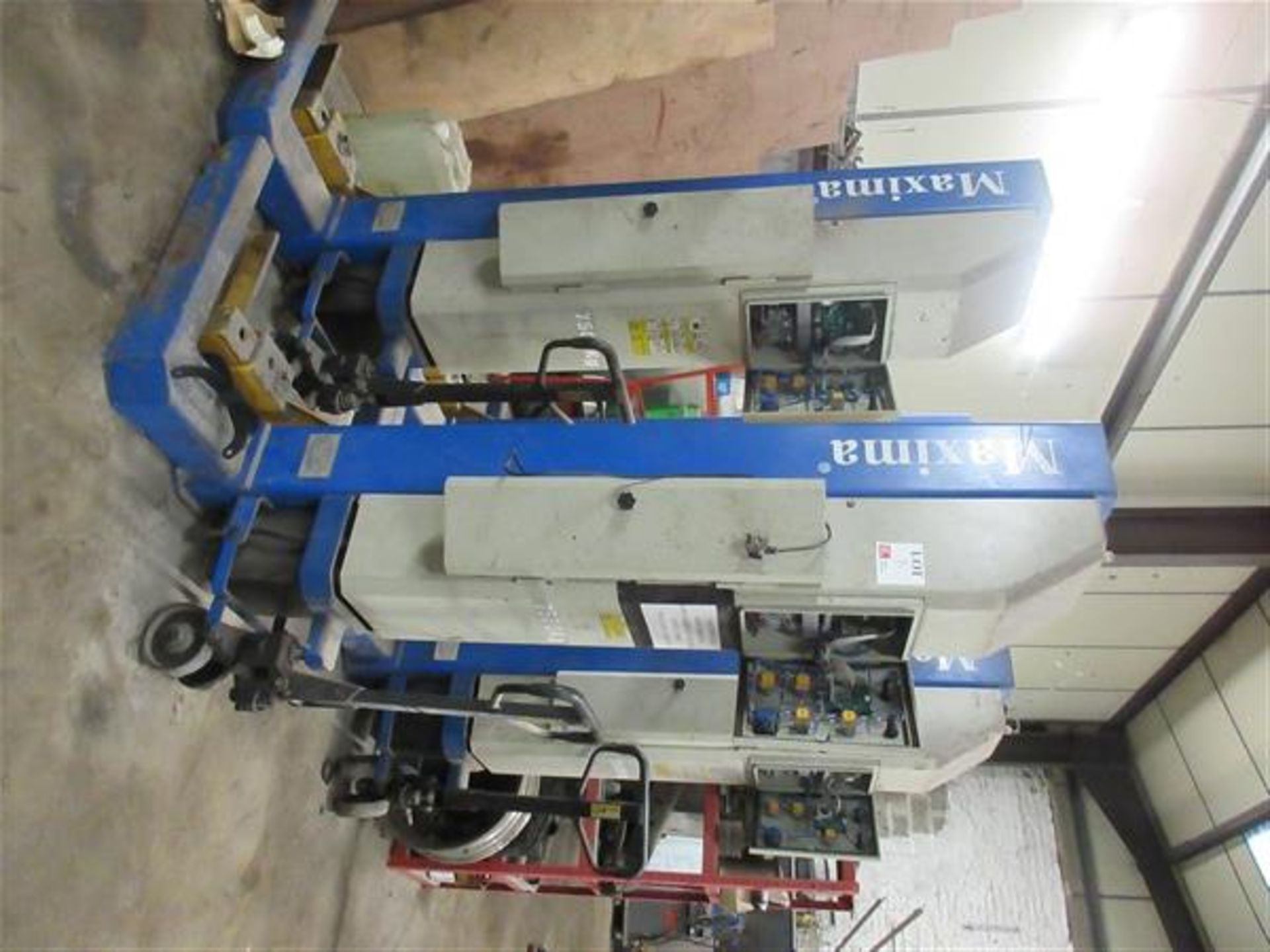 Set of 4 Maxima 7500kg rechargeable mobile column lifts, serial no ...