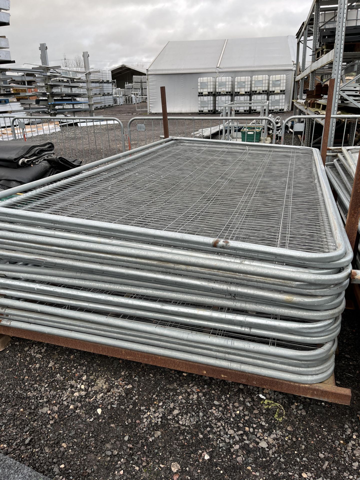 Approx. 16 Heras fence panels, with quantity of feet & clips, to 1 ...