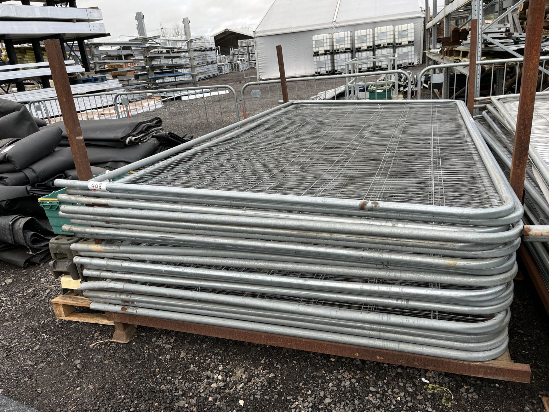 Approx. 16 Heras fence panels, with quantity of feet & clips, to 1 ...