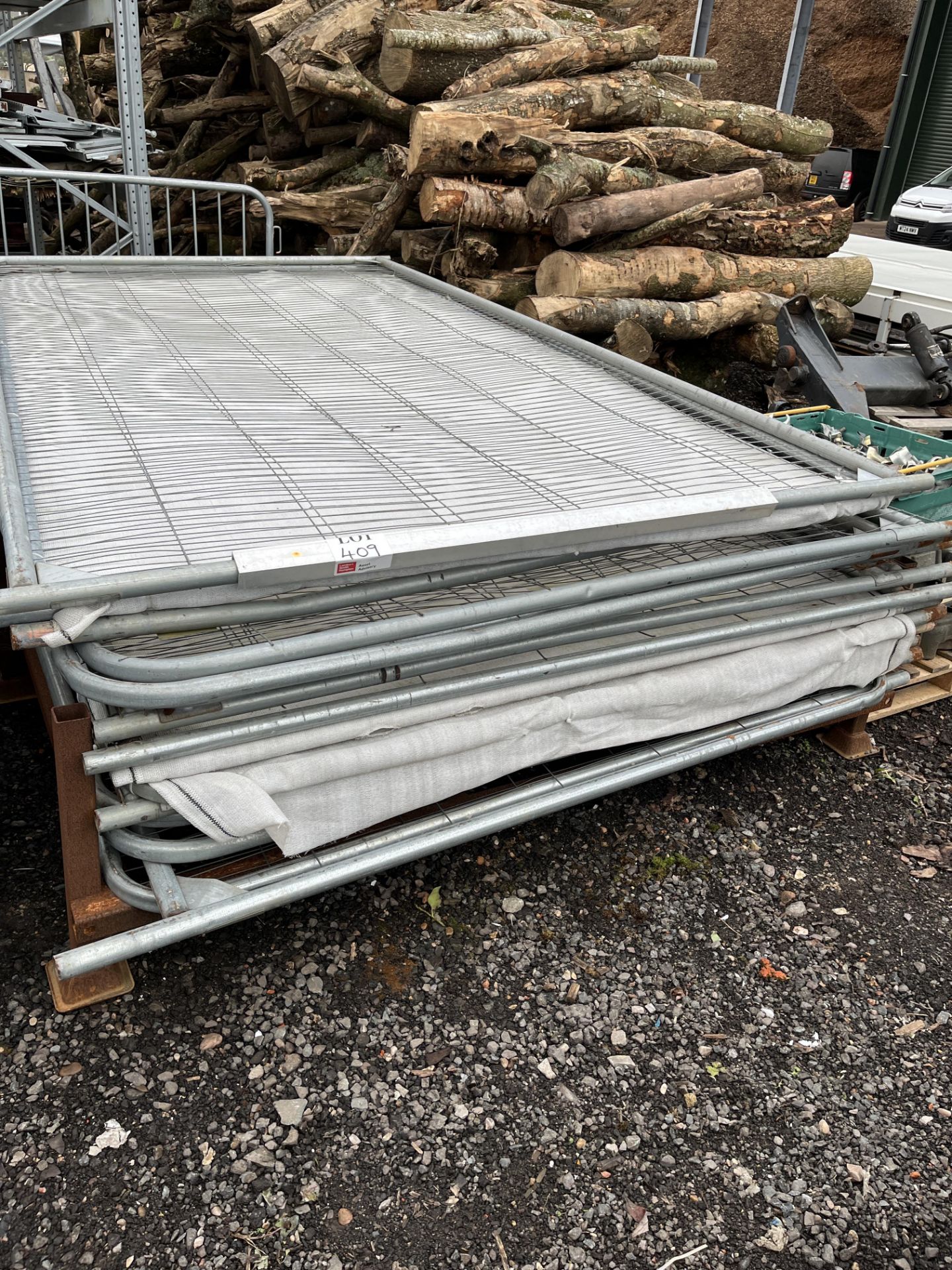 Approx. 16 Heras fence panels, with quantity of feet & clips, to 1 ...
