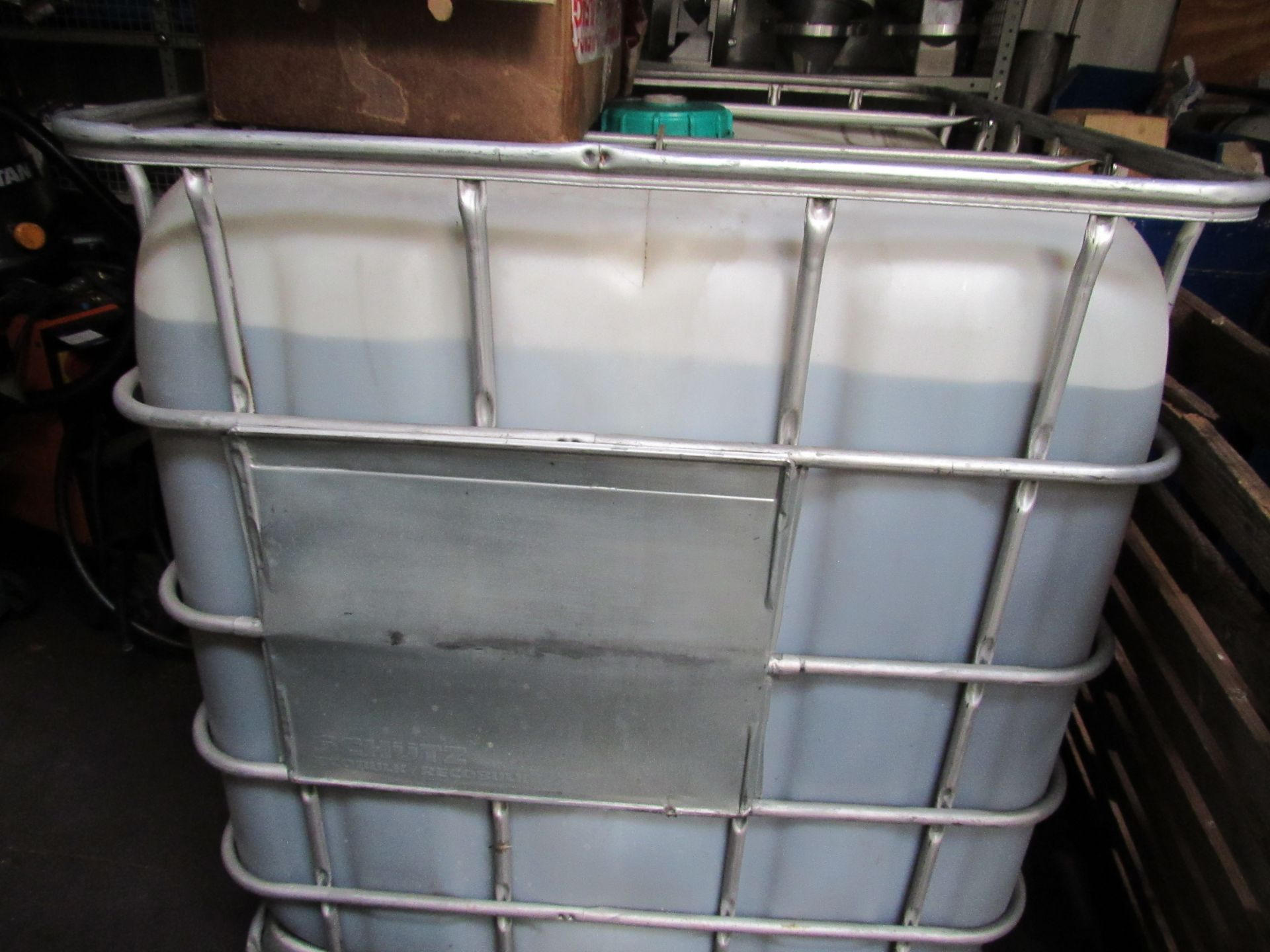 Approx 1000L hydraulic oil, IBC container remains the property of GB ...