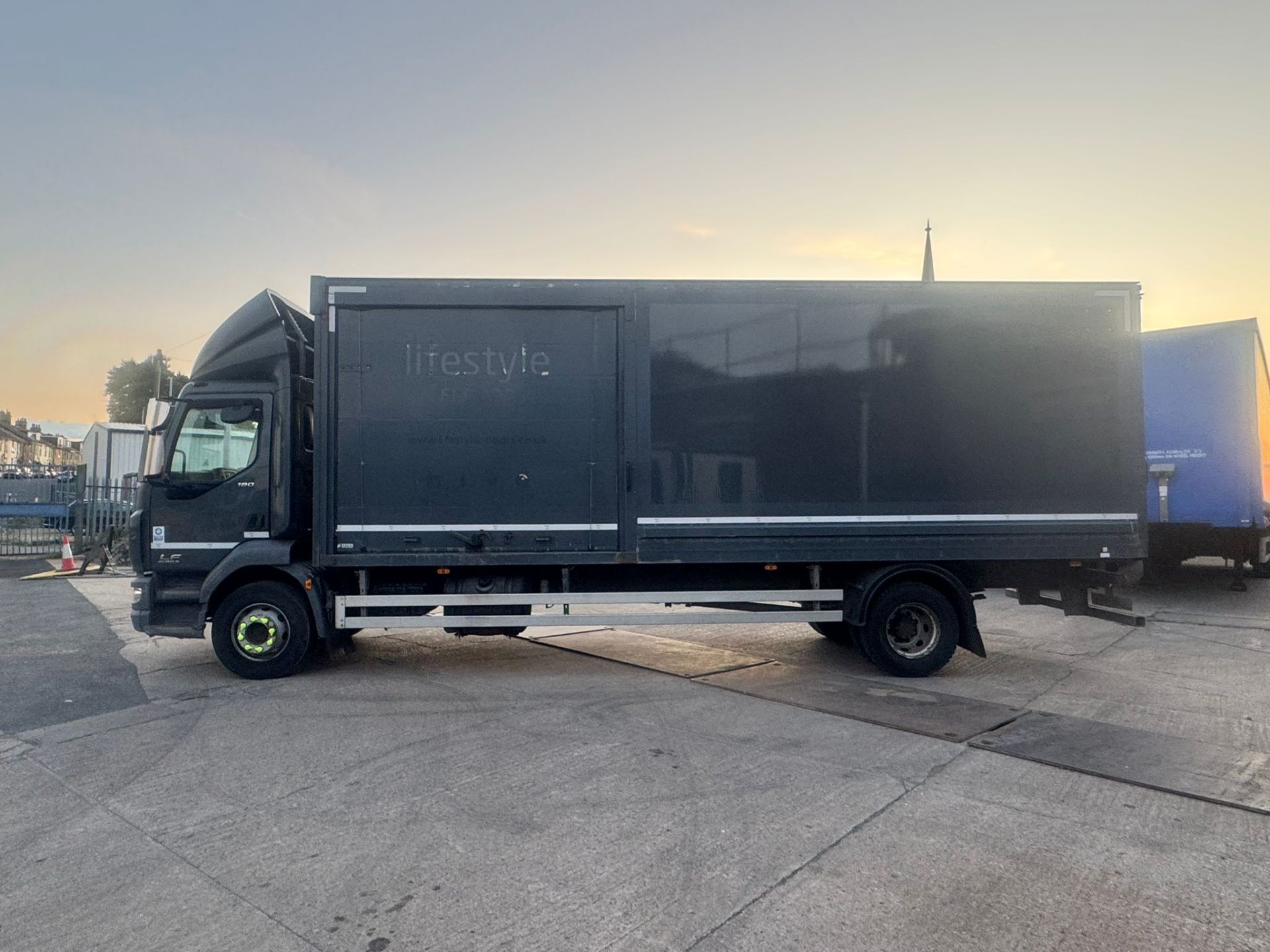 DAF LF Box lorry with additional side door, 4500CC, 16,000kg ...
