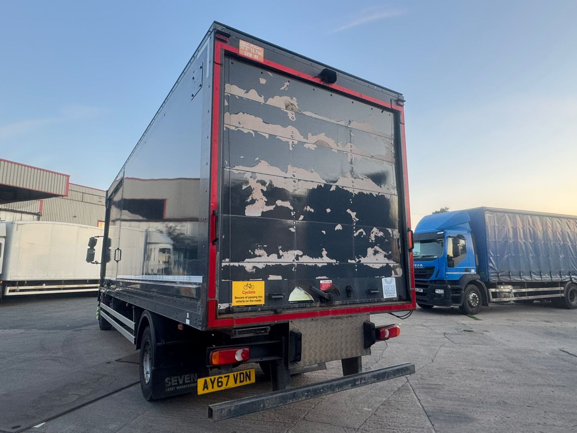 DAF LF Box lorry with additional side door, 4500CC, 16,000kg ...