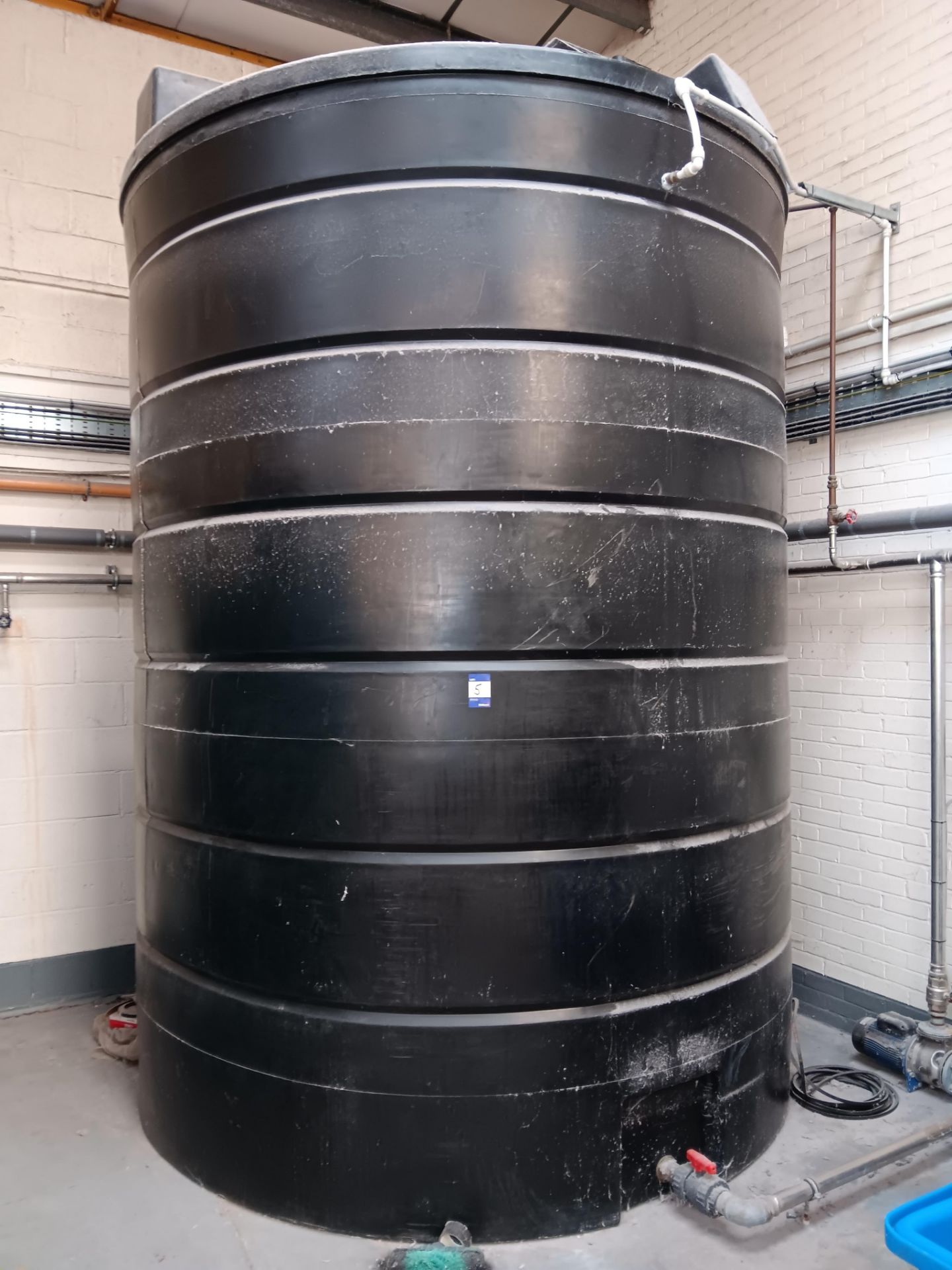 Unbranded Plastic 20,000L Water Tank - Buyer to disconnect, cap off ...