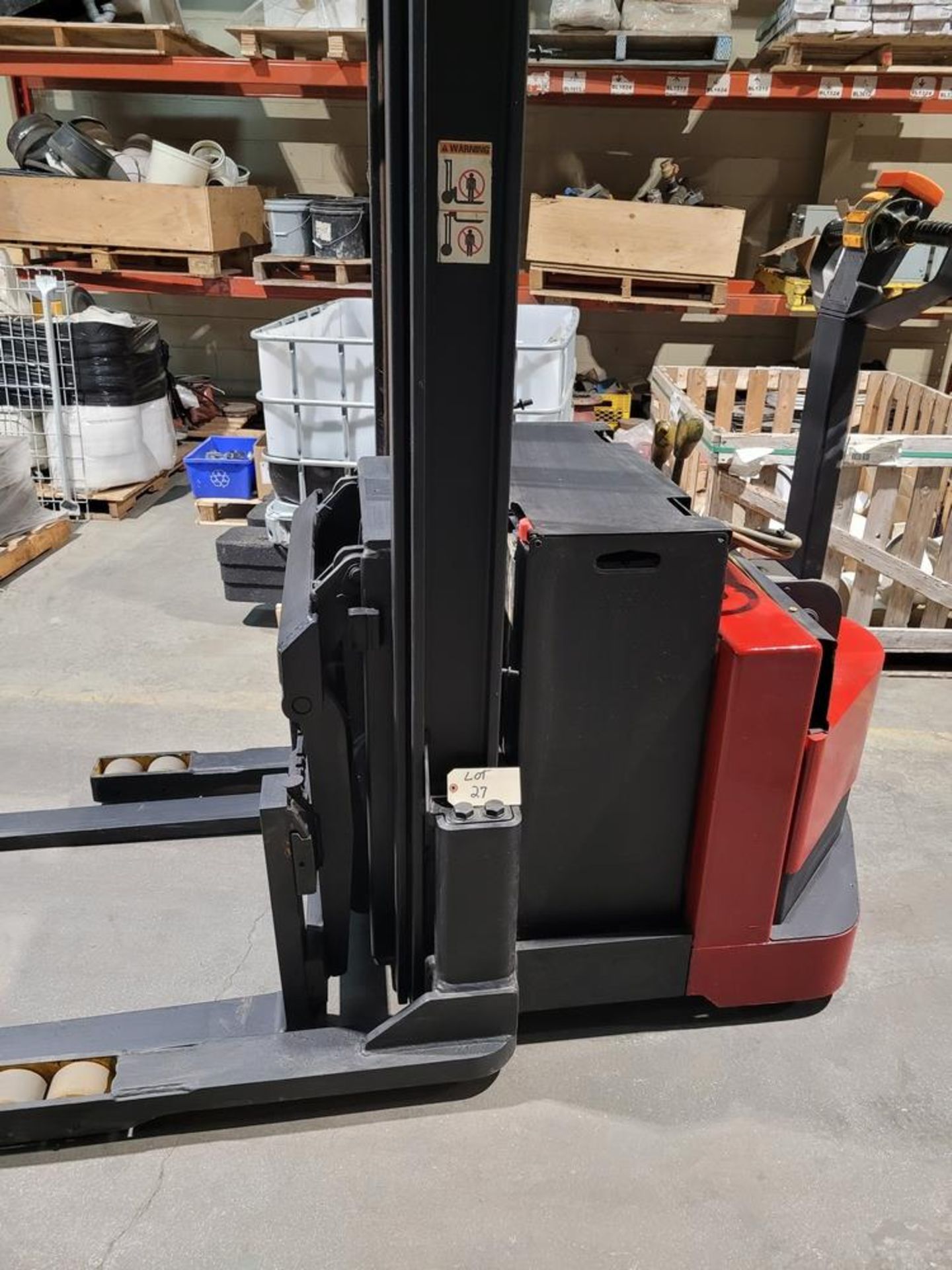 RAYMOND REACH 24 volts, 3000 lbs, Battery stacker MOD: RRS30 - Good ...