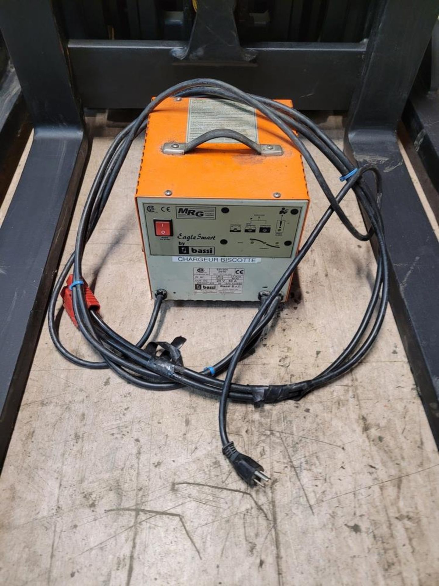 RAYMOND REACH 24 volts, 3000 lbs, Battery stacker MOD: RRS30 - Good ...