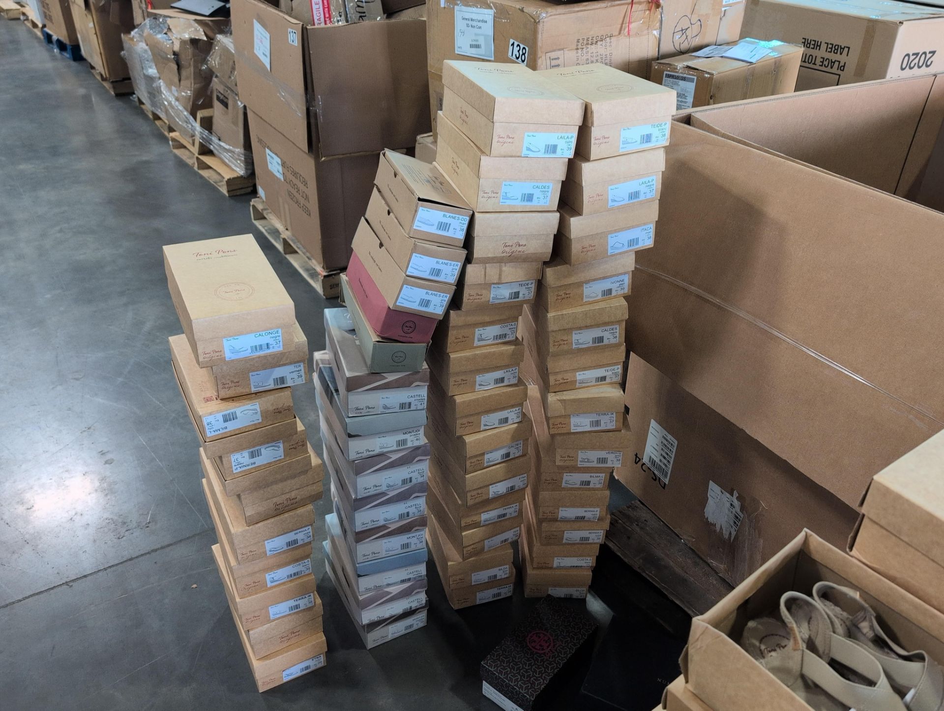 125 pairs of shoes majority being toni pons, Tory Burch, numeris puma ...