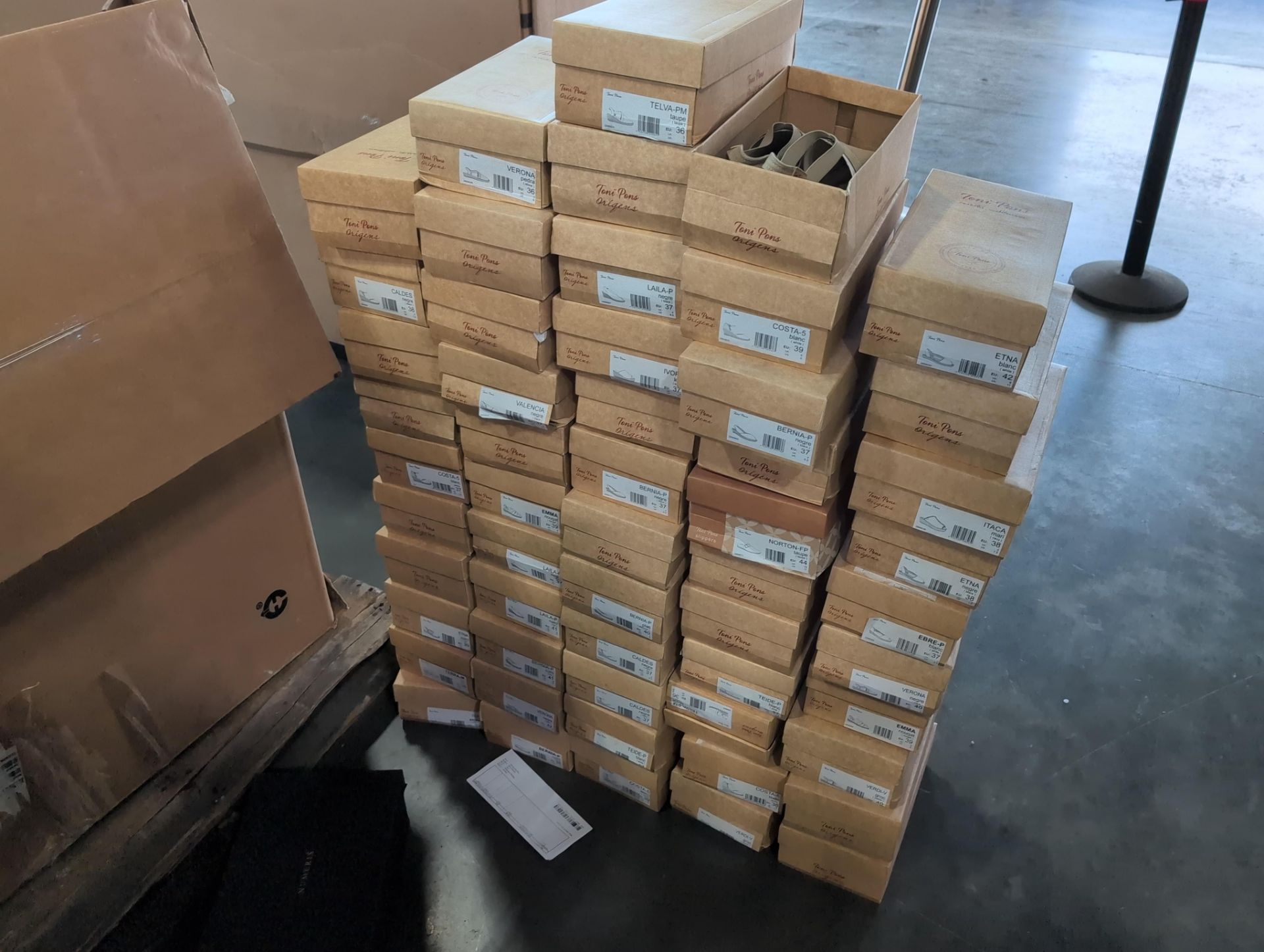 125 pairs of shoes majority being toni pons, Tory Burch, numeris puma ...