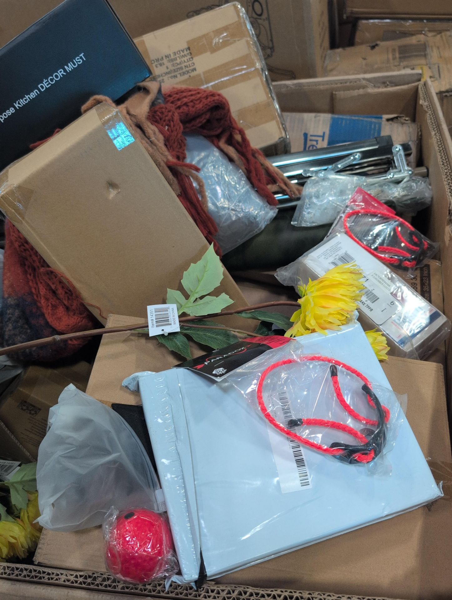 Knives, dice fault, balls, filter, costume jewelry, mat, party decor ...