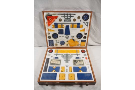 MECCANO - A 1970's issue wooden cased Outfit no.9 appears complete ...