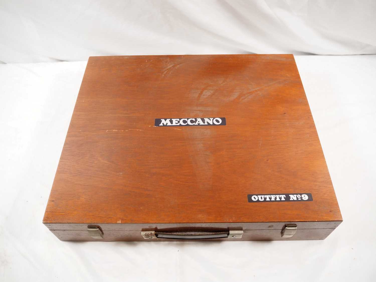 MECCANO - A 1970's issue wooden cased Outfit no.9 appears complete ...