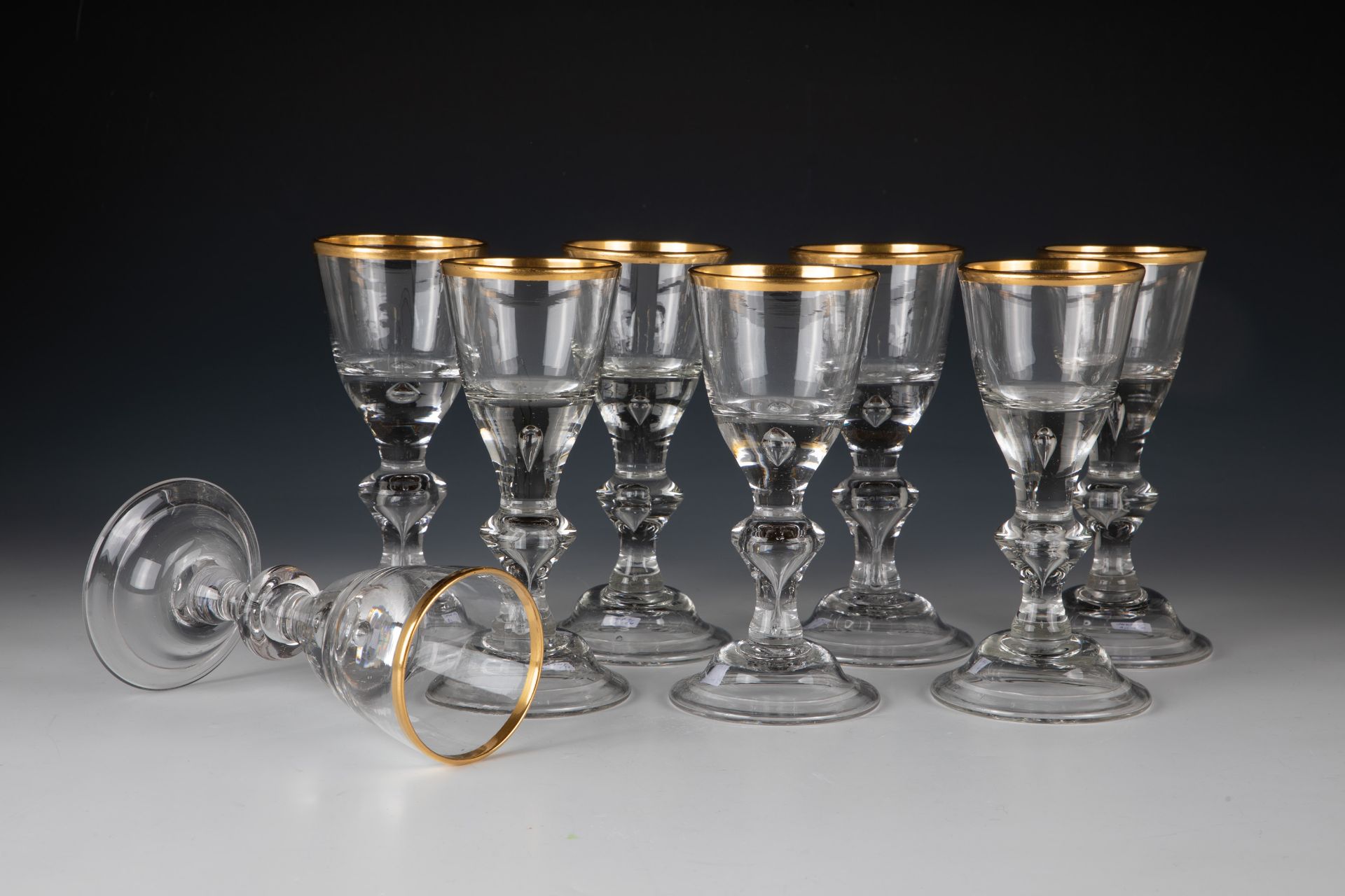 Acht Pokale Lauenstein, um 1770 Farbloses Glas mit teils ...