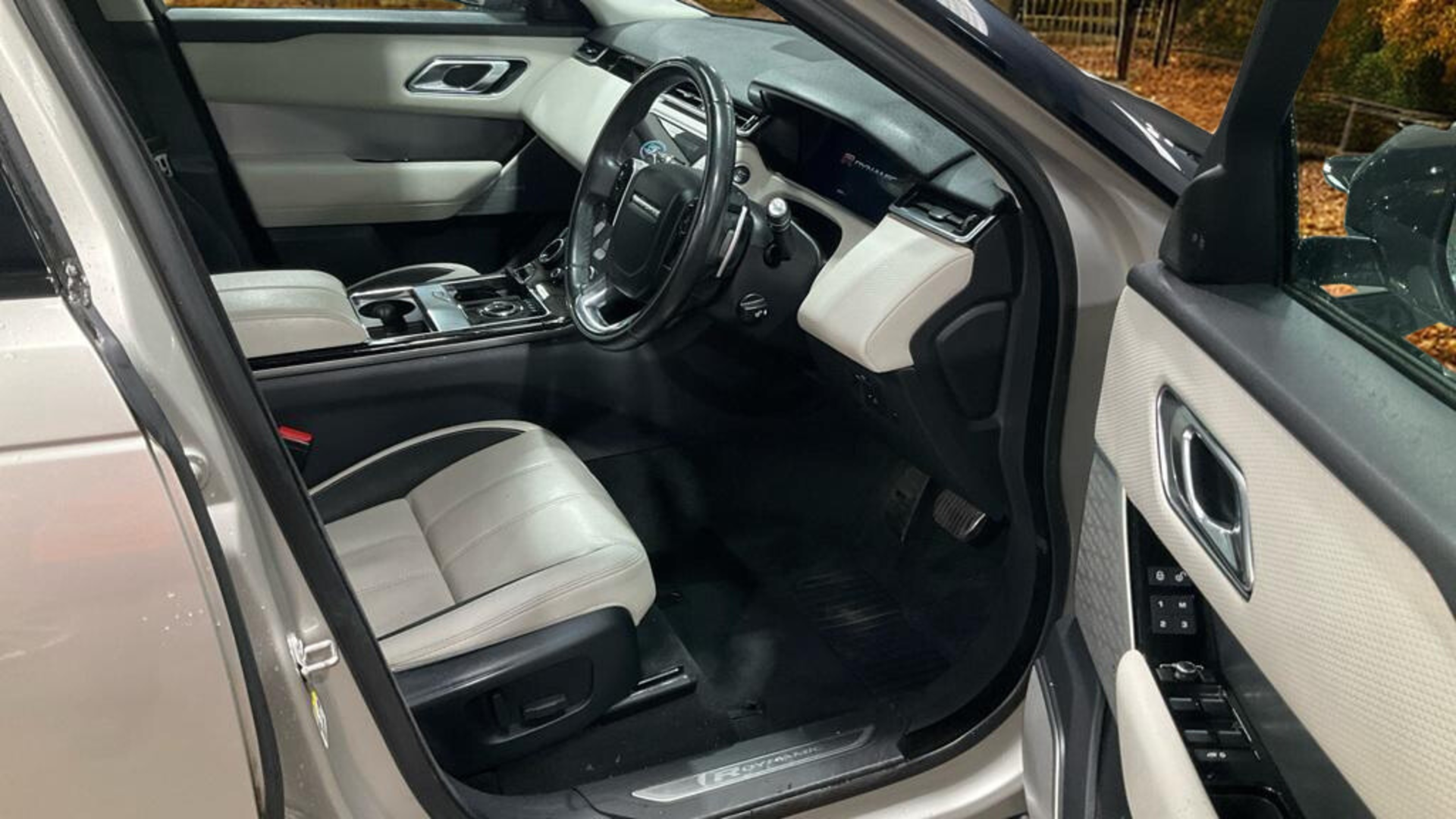 Range Rover Velar 2.0 D240 R-Dynamic SE 2018 Model Satelite Navigation ...