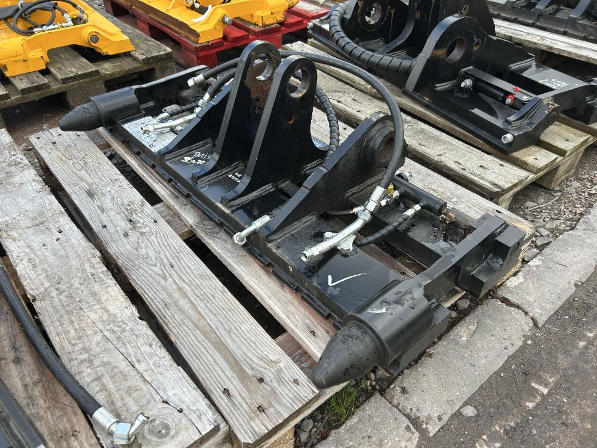 JCB TM180 Pin & Cone HeadstockDimensions: 100mmWeight 205kgMax Capacity ...