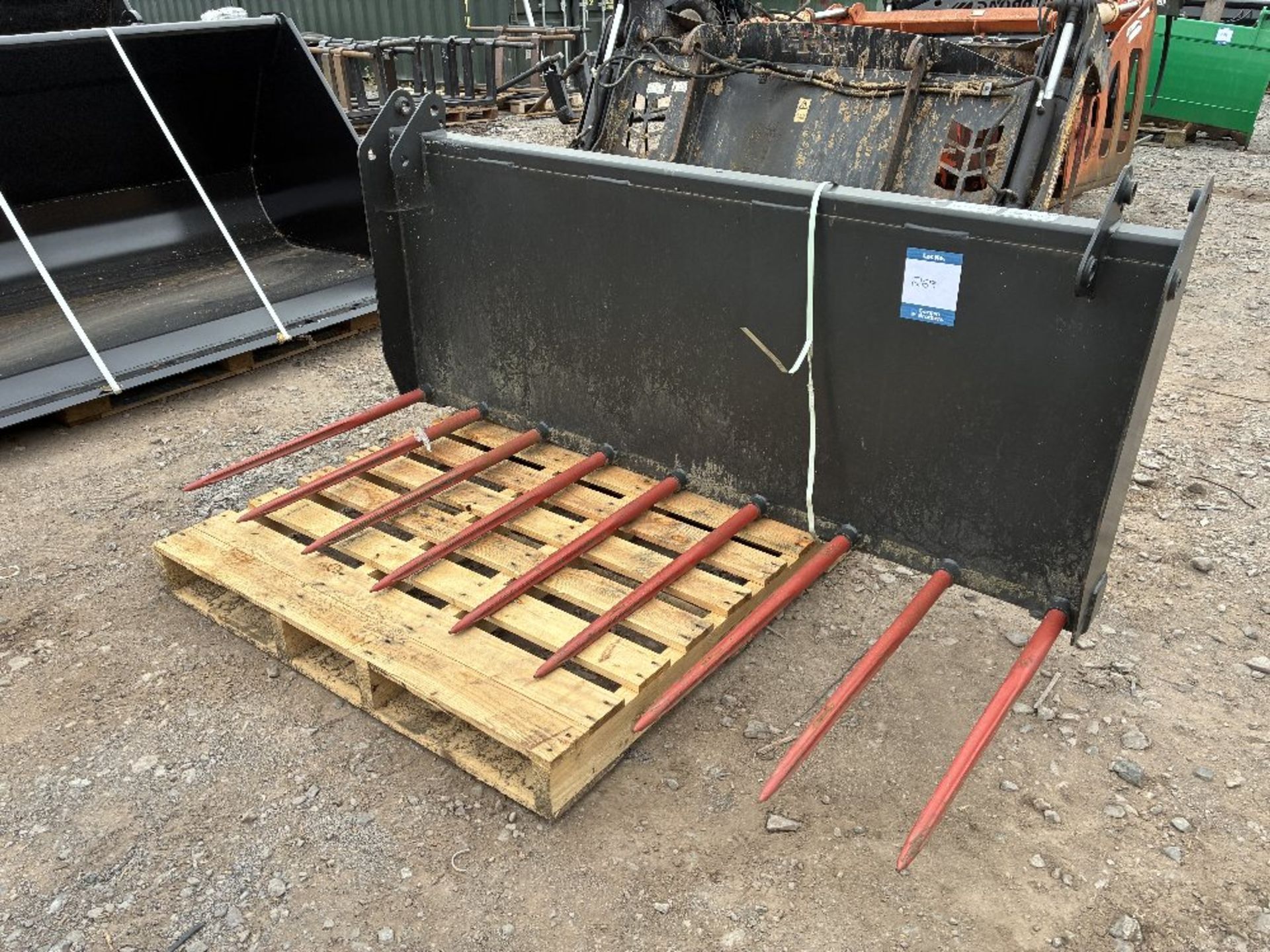 MX 198705 Manure ForkSerial No: 198705 16 032 11Width: 6ftMX brackets