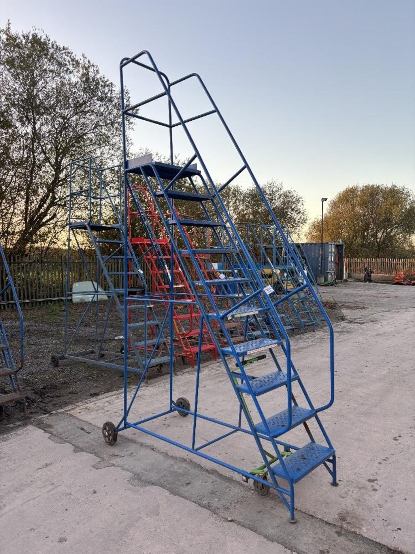 Klime Ezee 10-Tread Metal Mobile Platform Ladder with Handrail