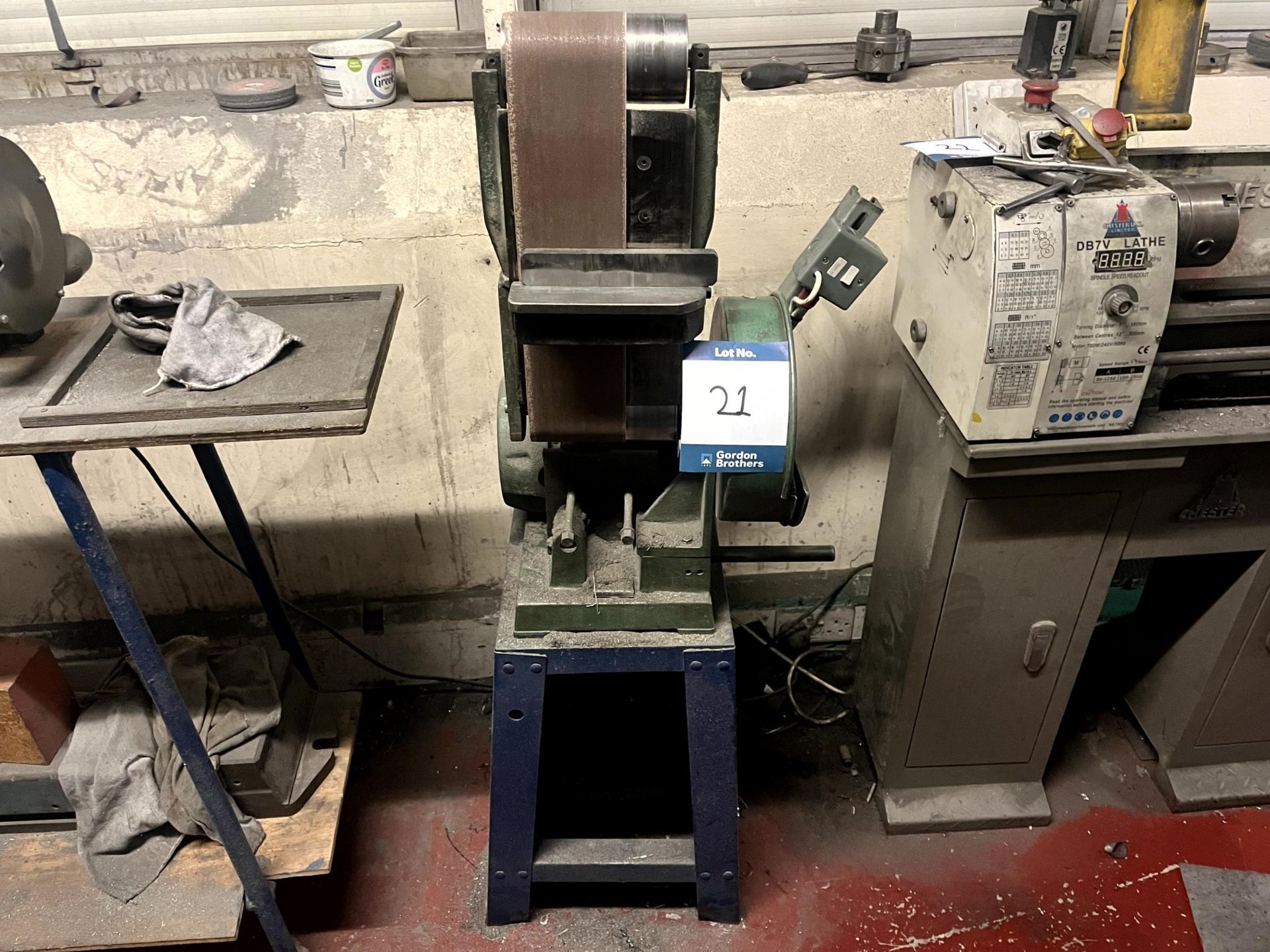 Vertical pedestal belt linisher