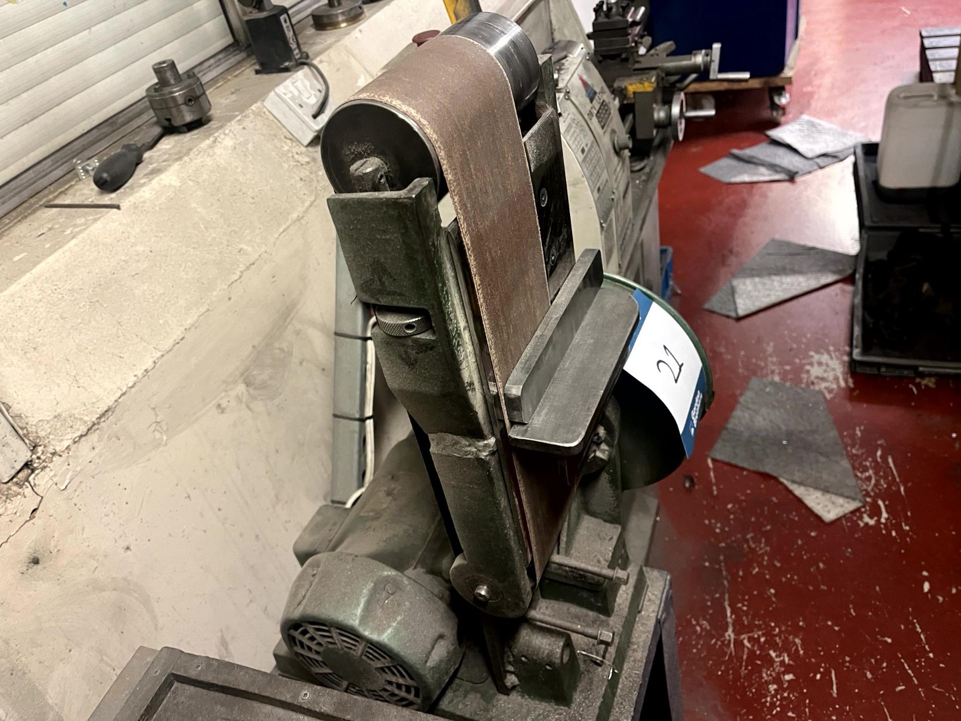 Vertical pedestal belt linisher