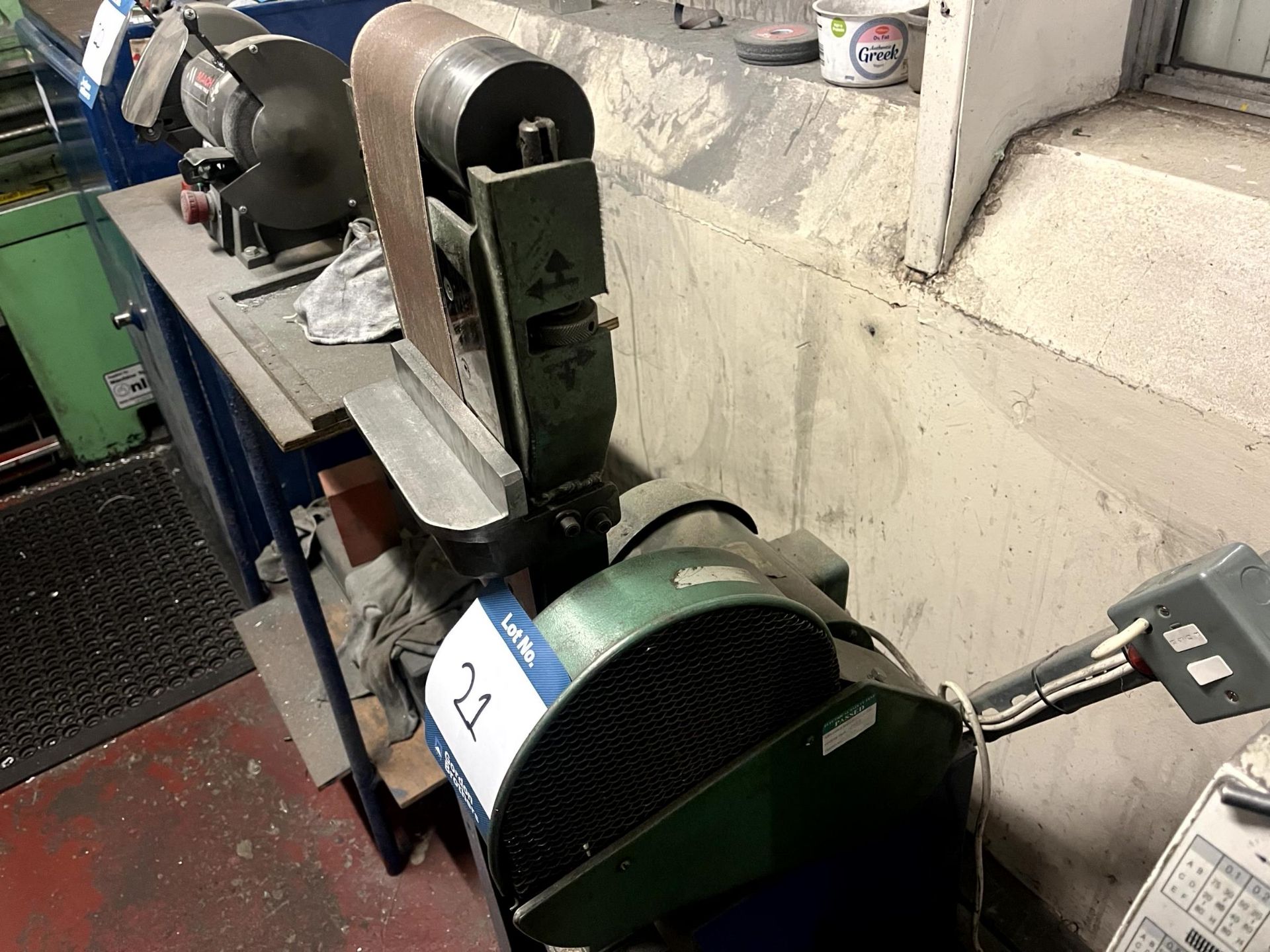 Vertical pedestal belt linisher