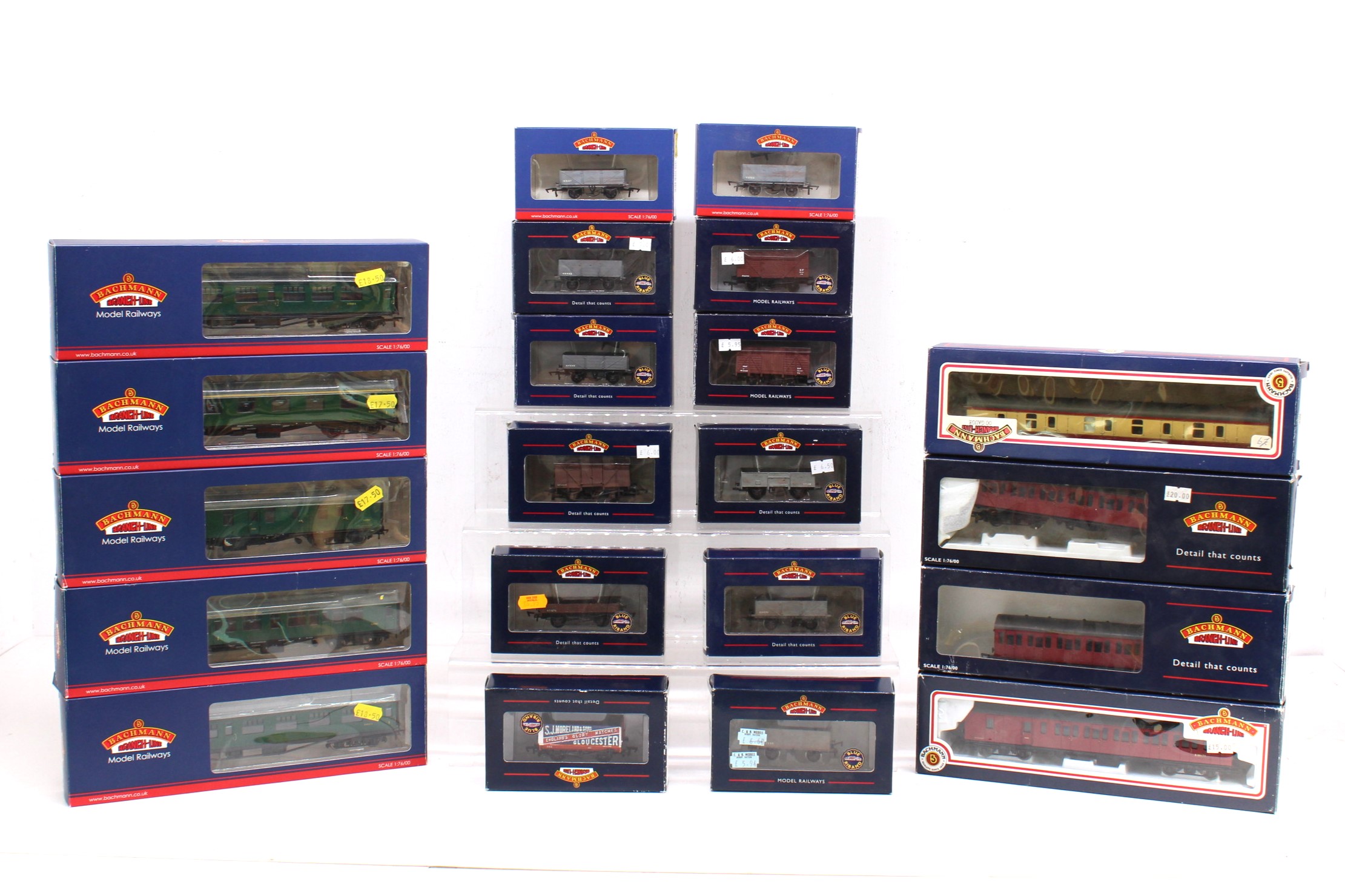 Bachmann: A collection of assorted boxed Bachmann OO Gauge, coaches and ...