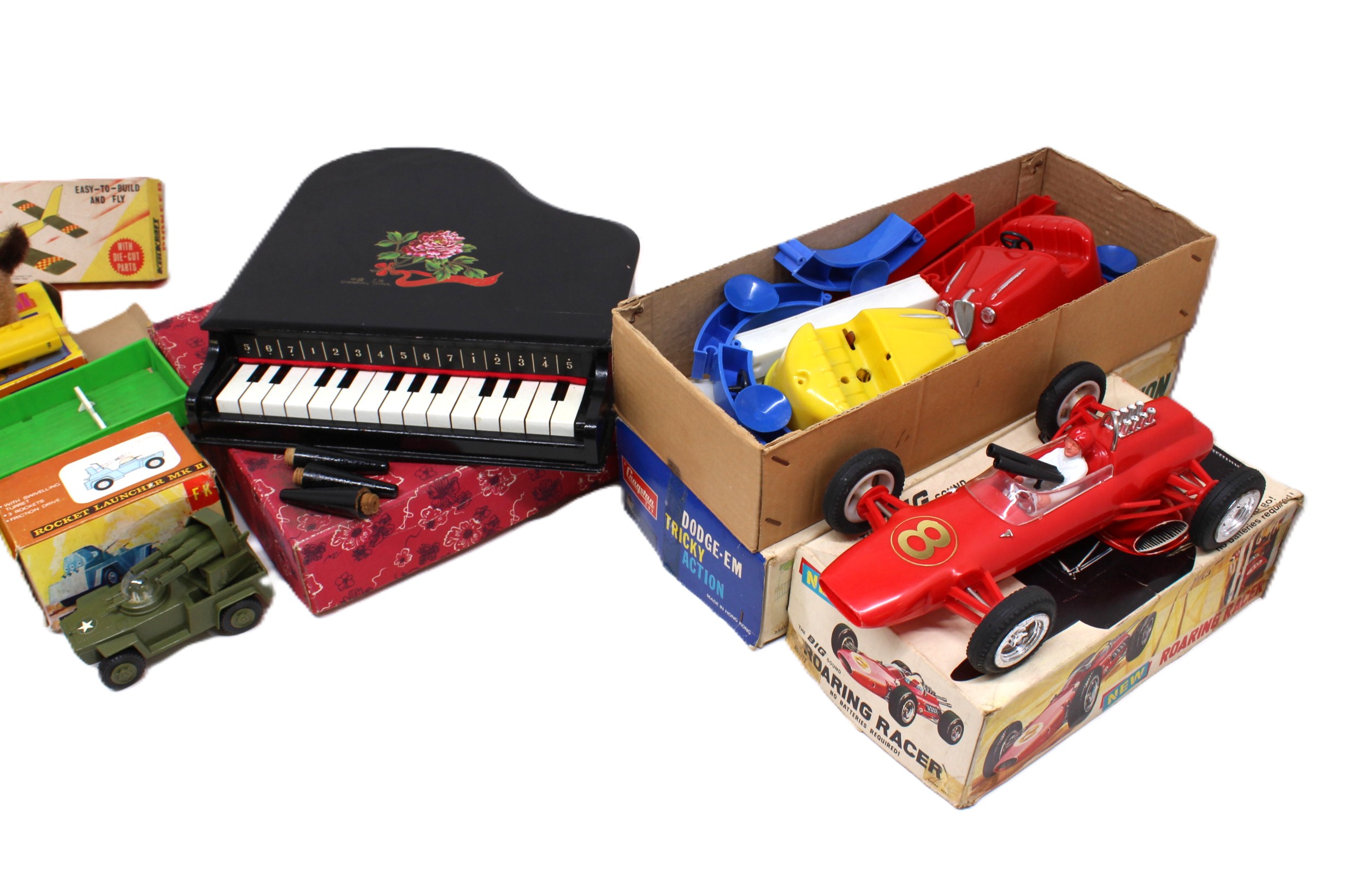 Tinplate: A collection of assorted boxed tinplate and clockwork items ...
