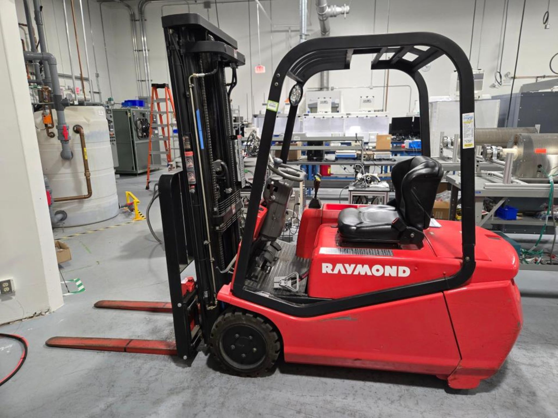 Raymond RTW35 36V Electric Fork Lift, Capacity 3400lb @ 156"/2450lb ...