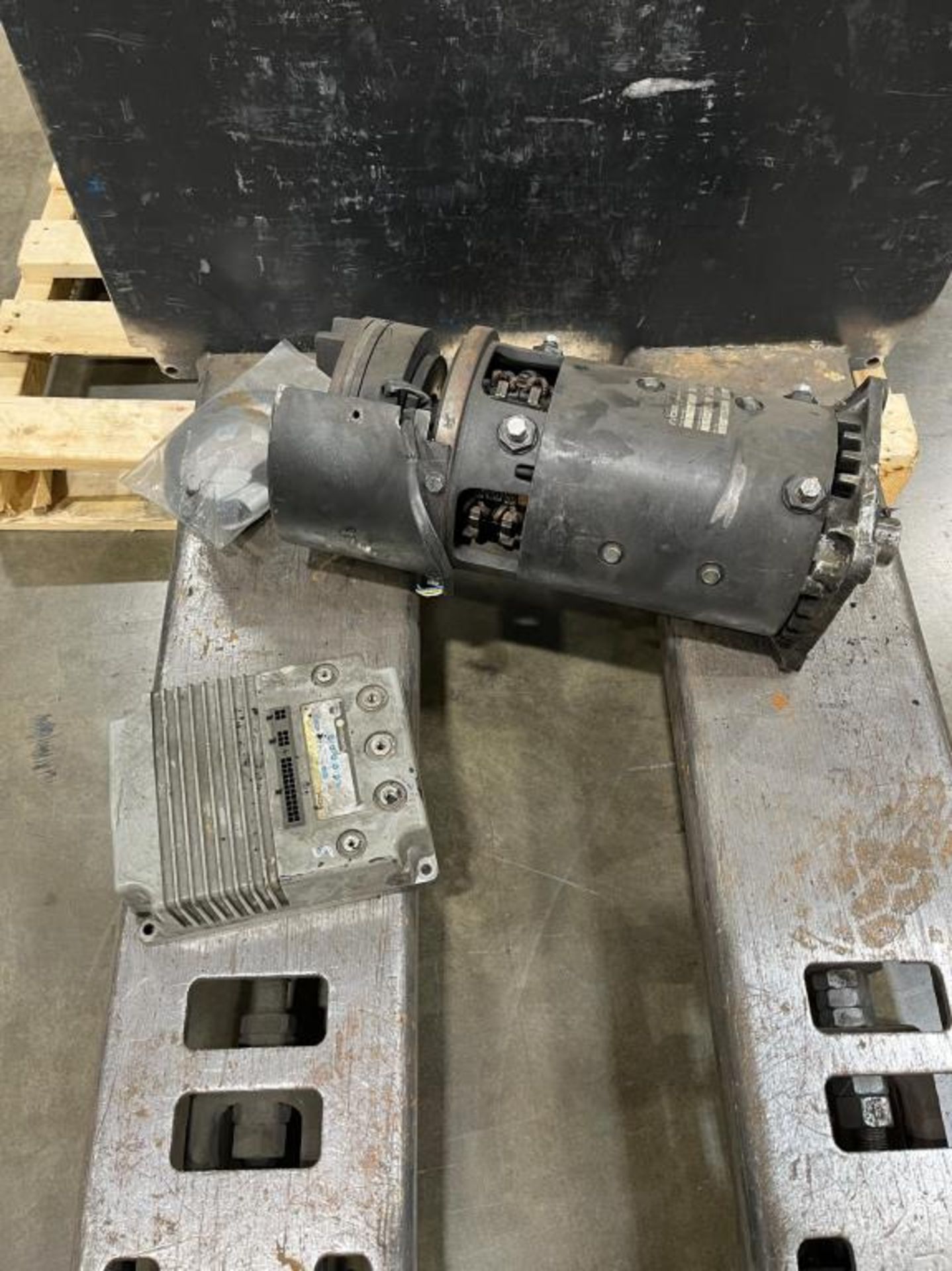 Crown PE4000-60 Walkie Rider Electric Pallet Jack w/ 6000lb. Lifting ...