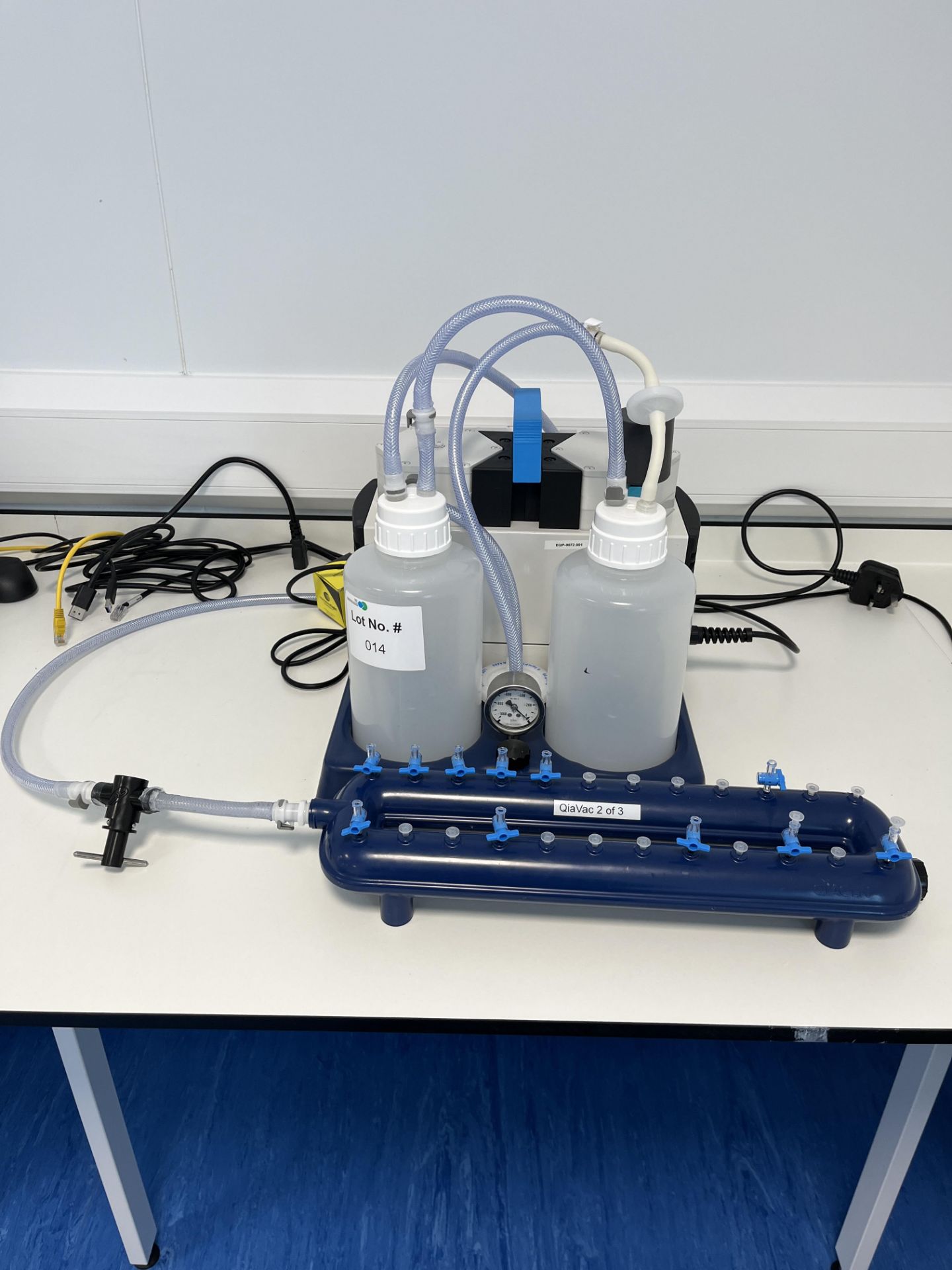 1: KNF Lab, Laboport, Vacuum Pump with Qiagen Vacuum Manifold