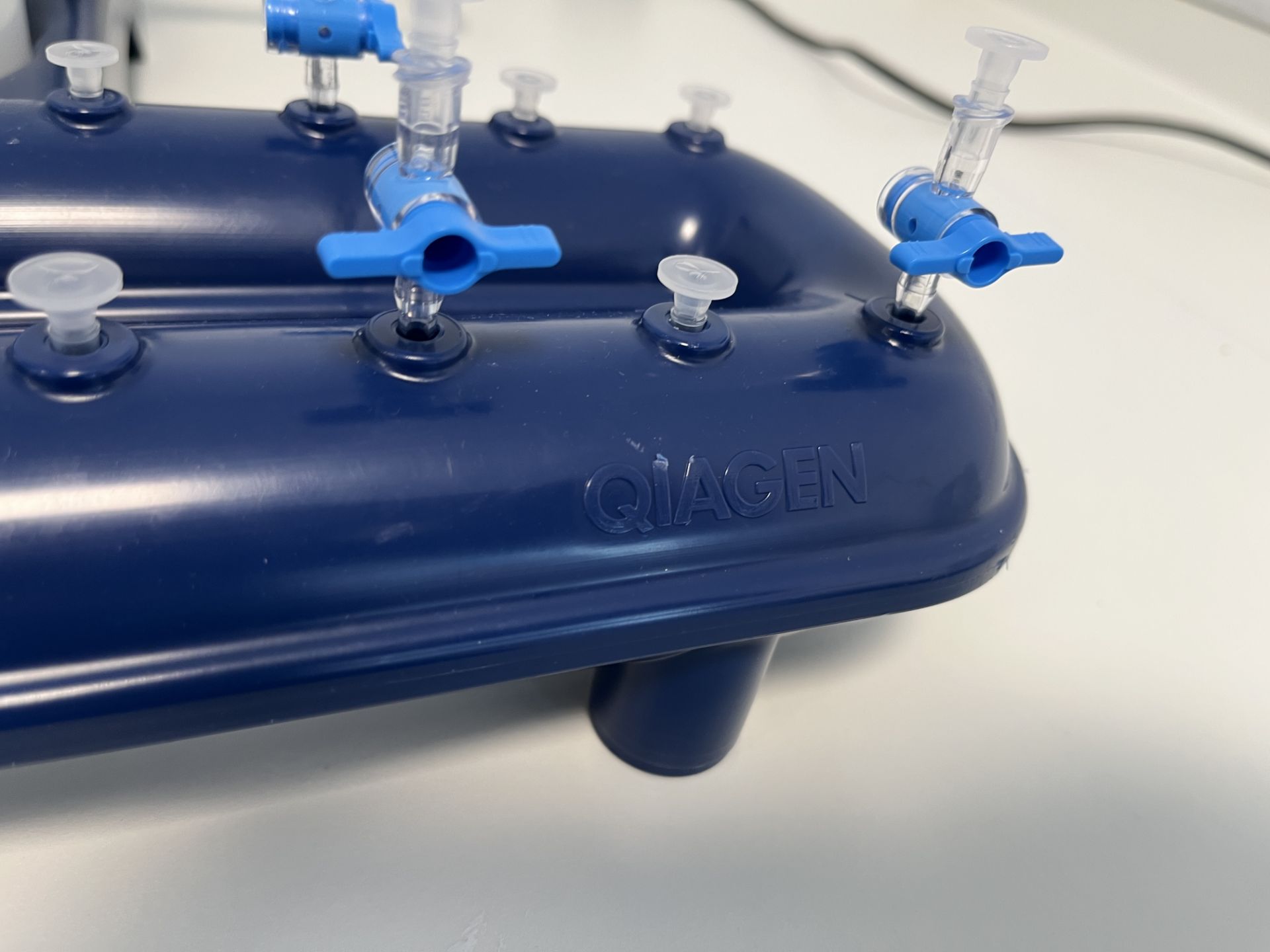 1: KNF Lab, Laboport, Vacuum Pump with Qiagen Vacuum Manifold