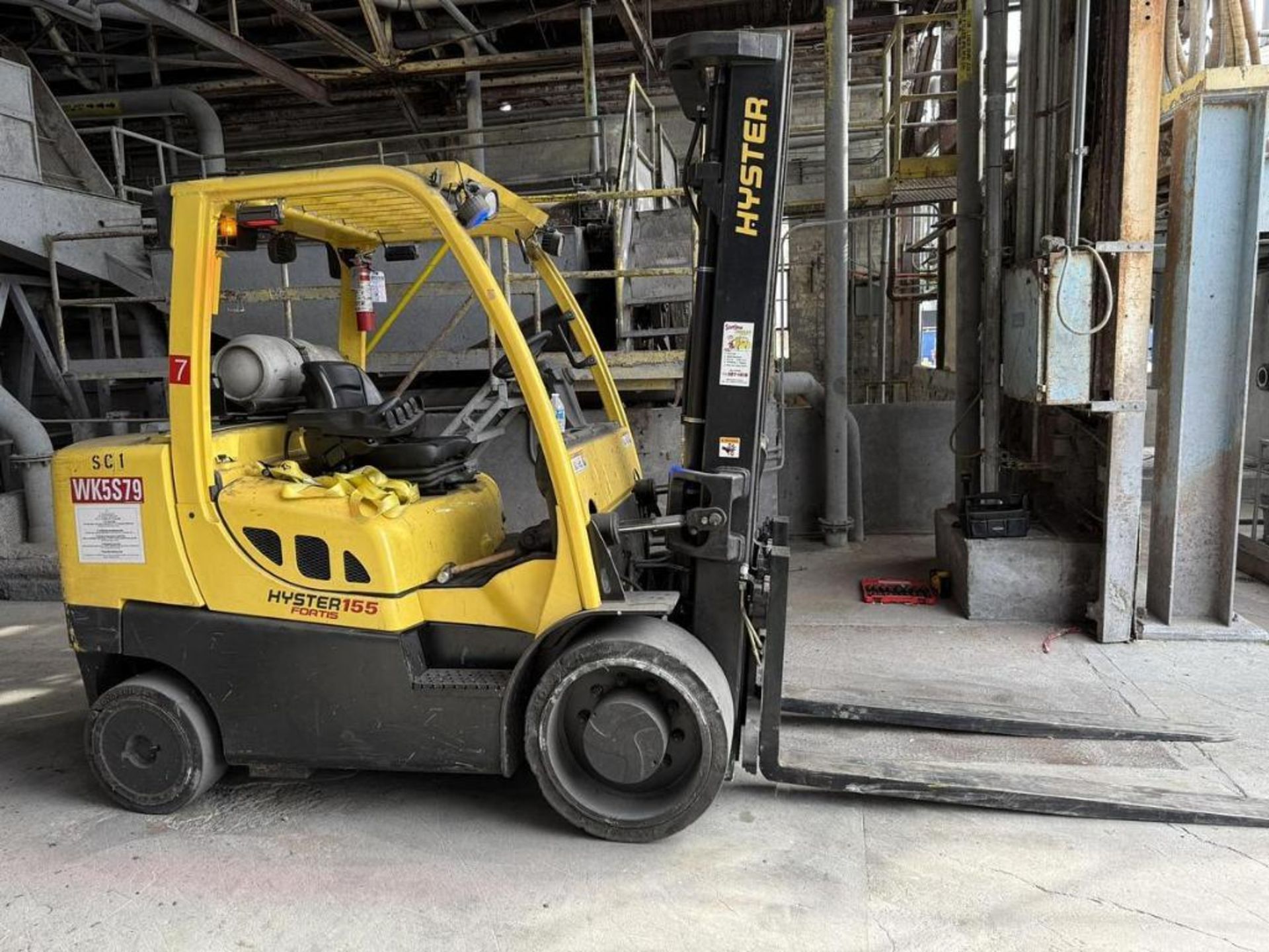 15,500 POUND HYSTER MODEL S155FT FORKLIFT TWO STAGE MAST