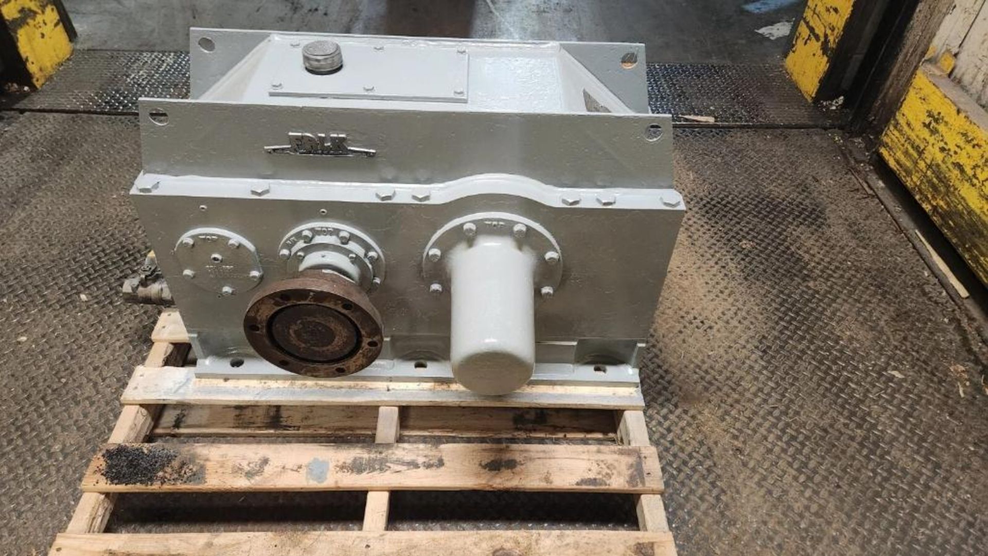 FALK ENCLOSED GEAR DRIVE SPEED REDUCER 7.357 RATIO 2080Y1-LD - Simple ...