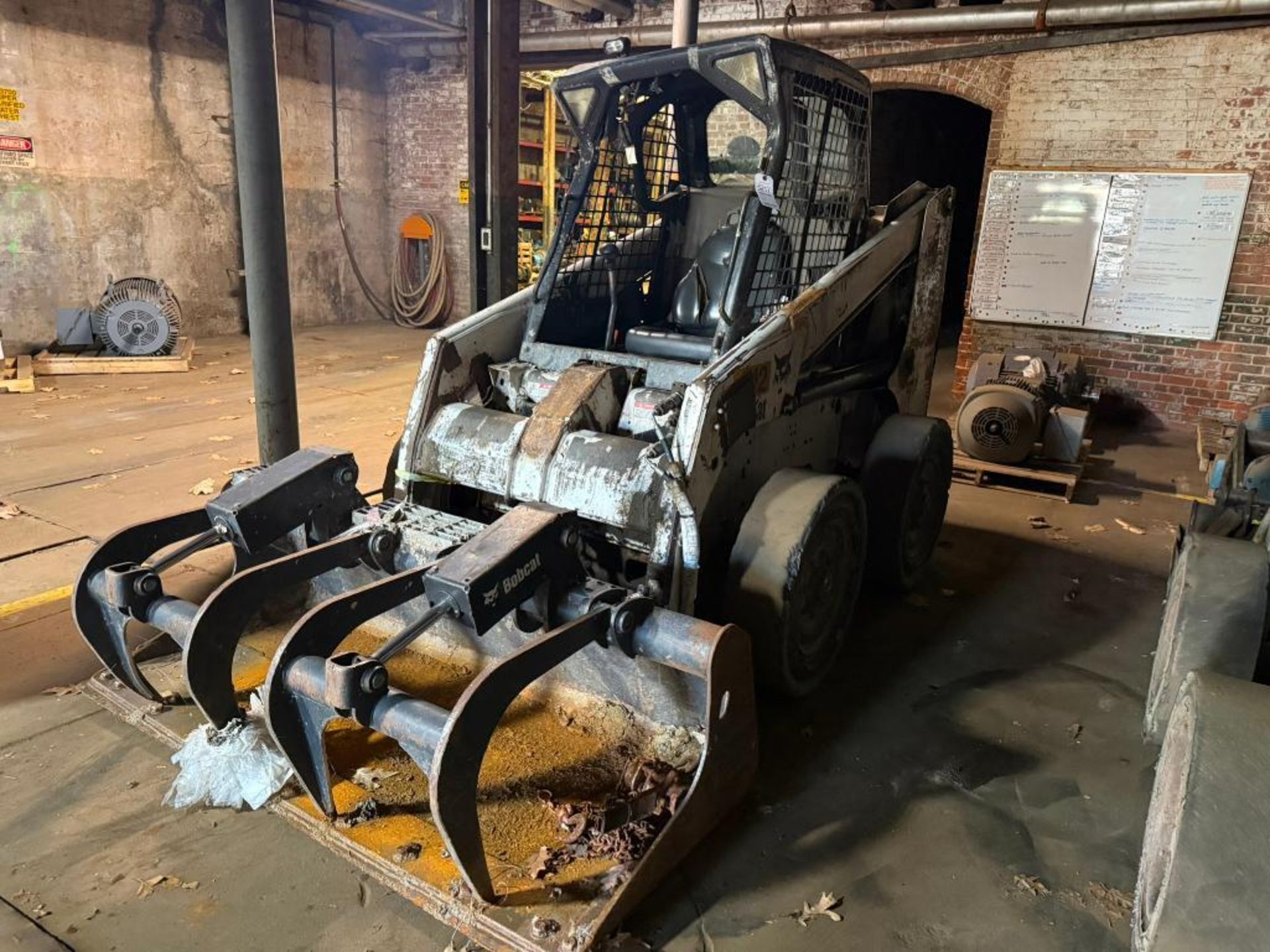 BOBCAT SKID STEER MODEL 863 - Simple Rigging/Loading Fee: $100