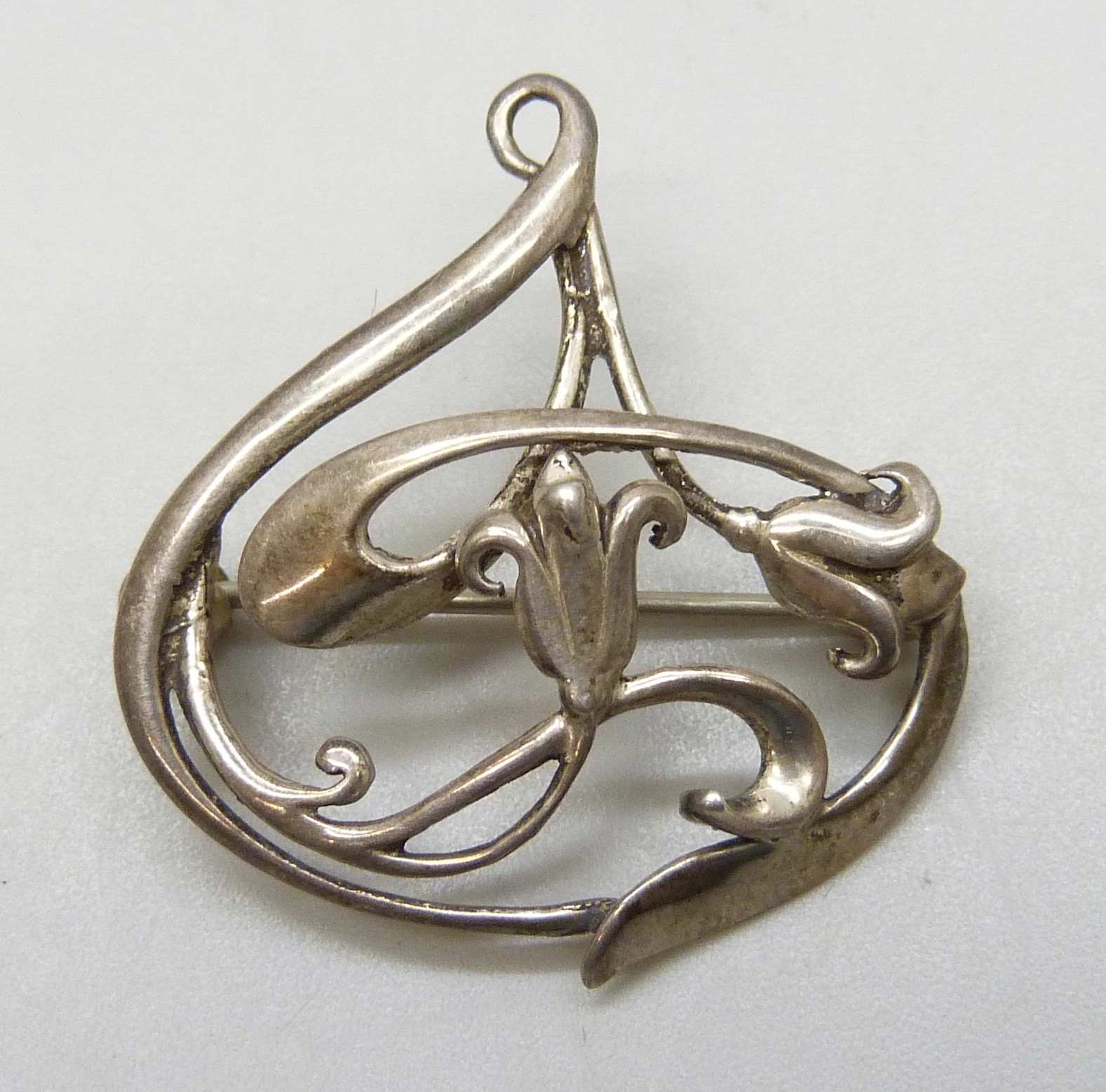 Ortak, a Scottish silver Art Nouveau style brooch, 3 x 2.7cm