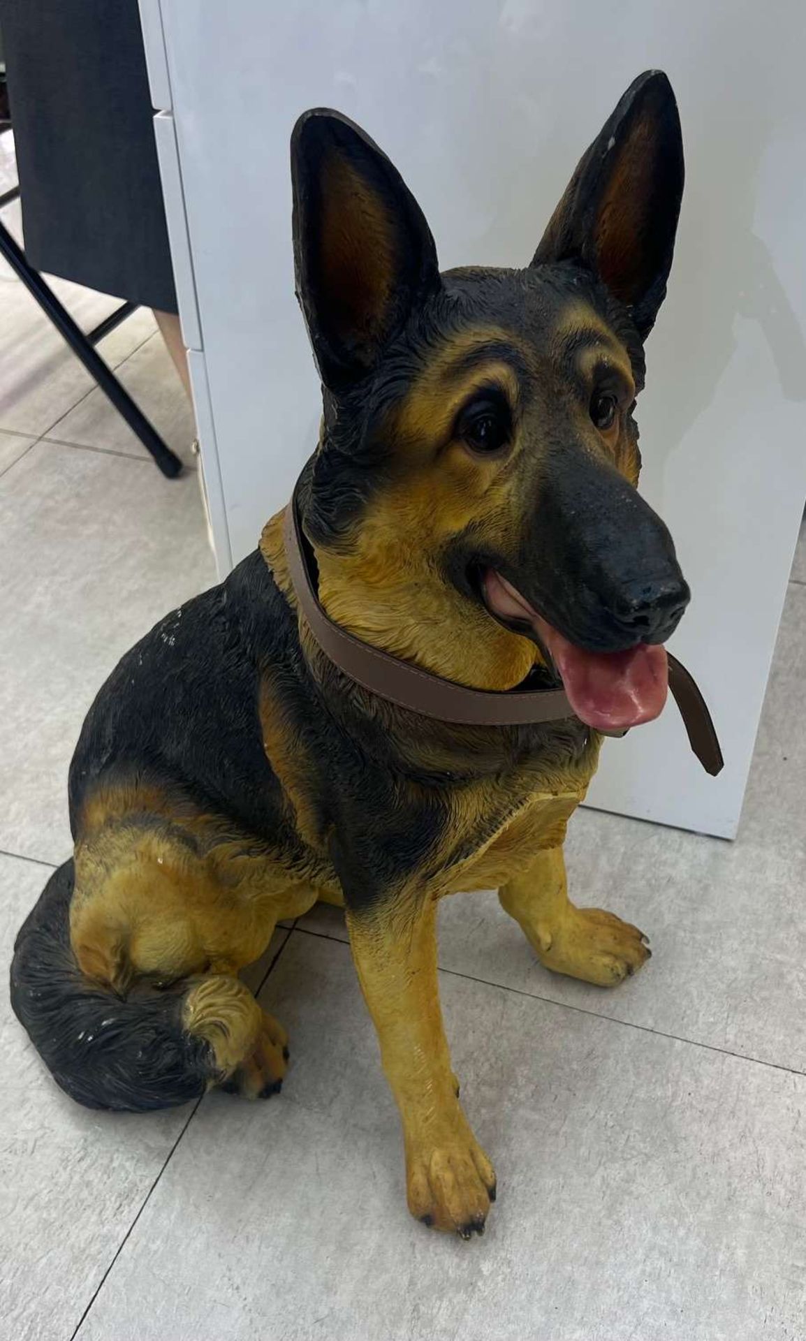 BOX NEW RESIN GERMAN SHEPHERD
